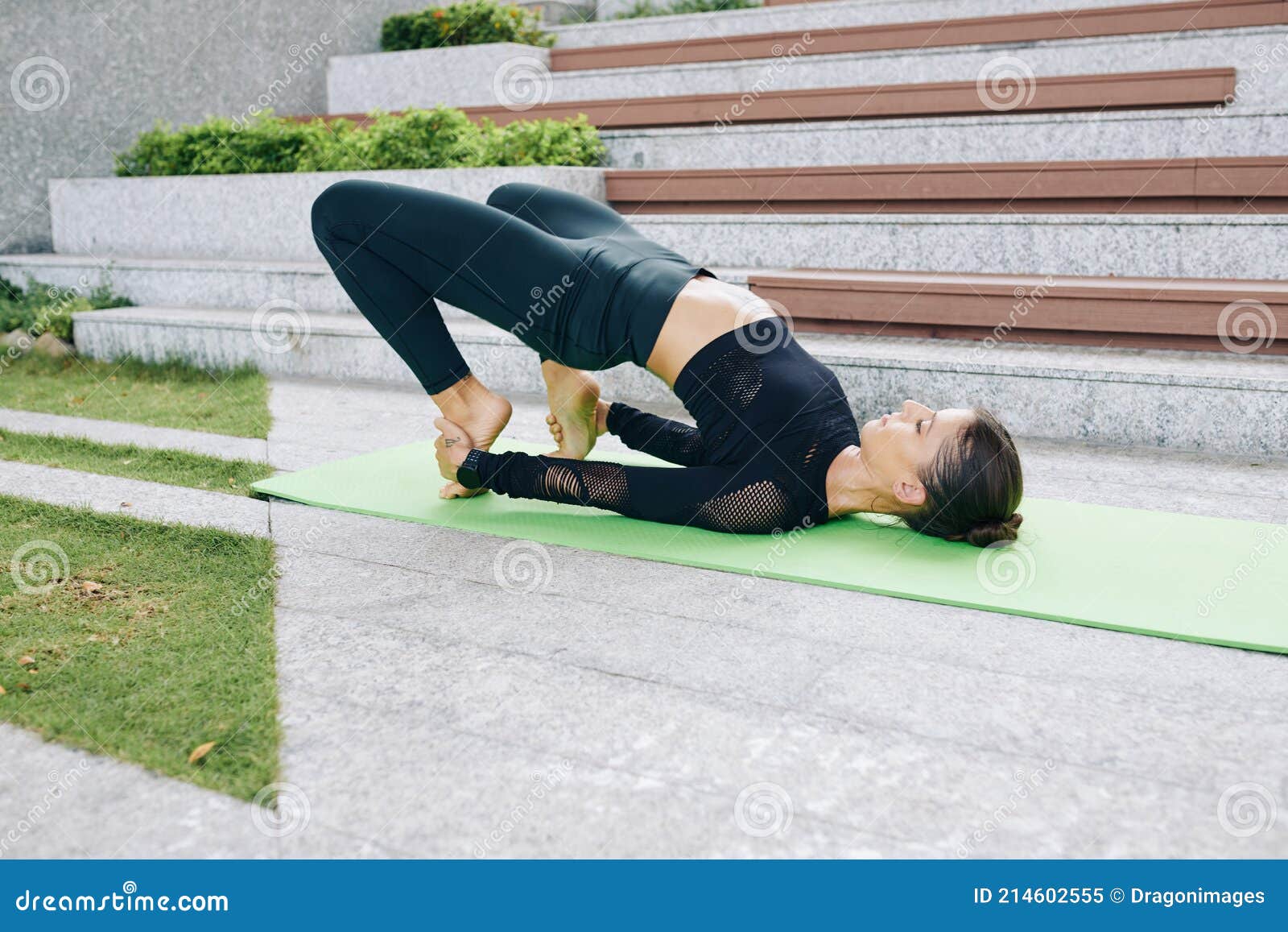 Mujer Haciendo Ejercicio De Hip Bridge Imagen De Archivo Imagen De