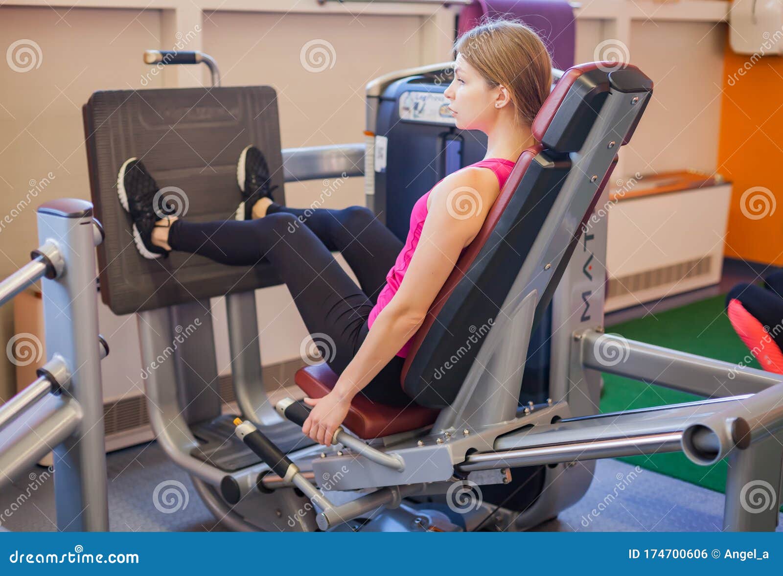Mujer Haciendo Entrenamiento En La Máquina De Empuje De Extensión De