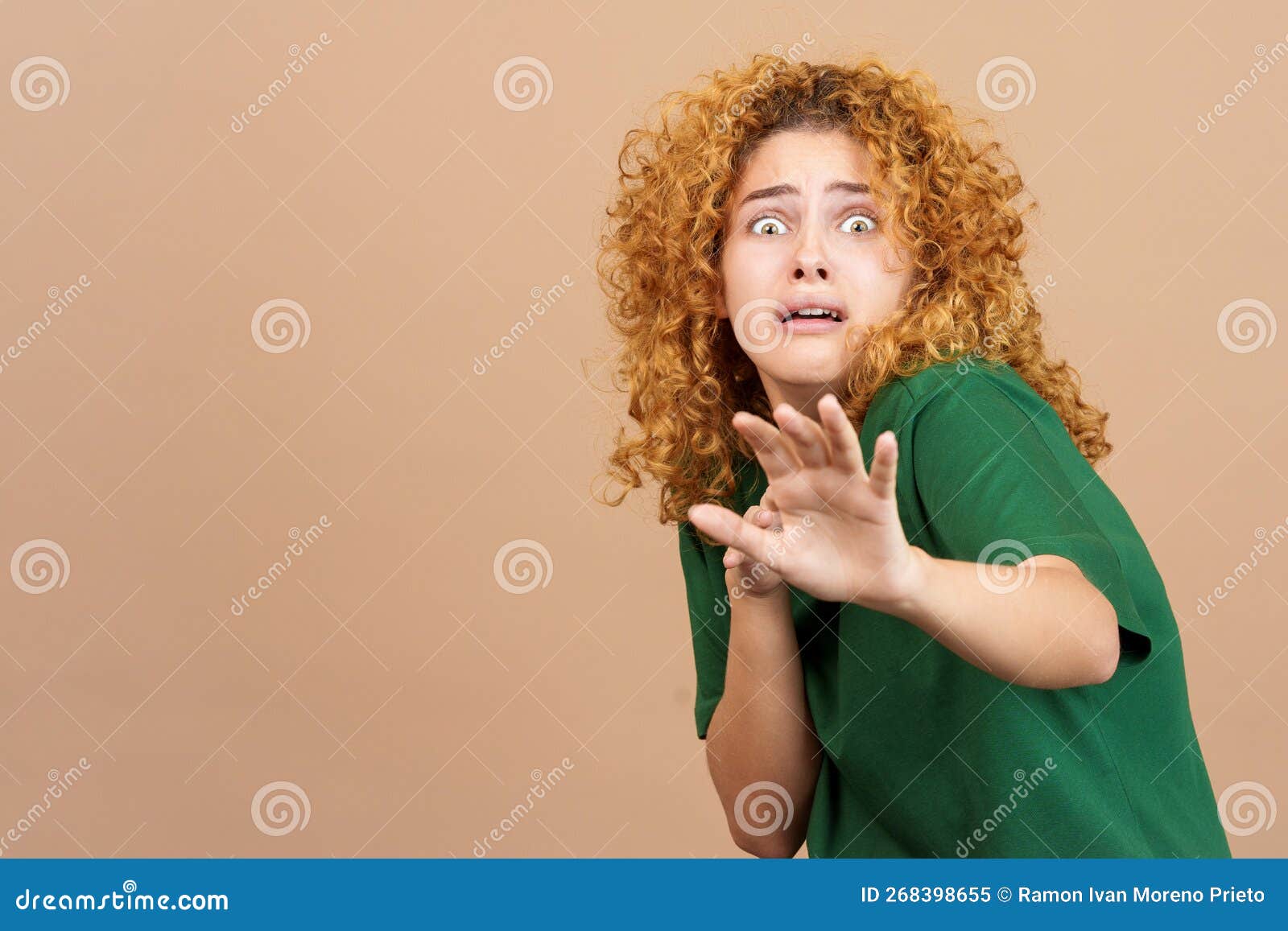 Mujer Haciendo Gestos Con Las Manos Con Miedo Imagen De Archivo Imagen De Fondo Problema