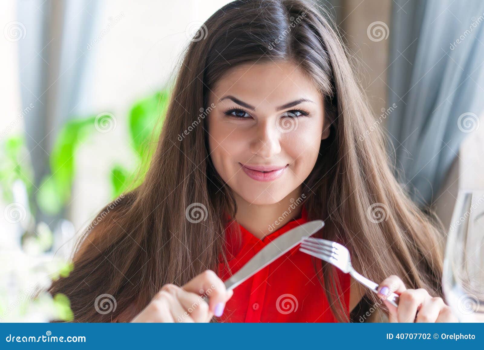 Mujer hambrienta foto de archivo. Imagen de fondo, tenencia - 40707702