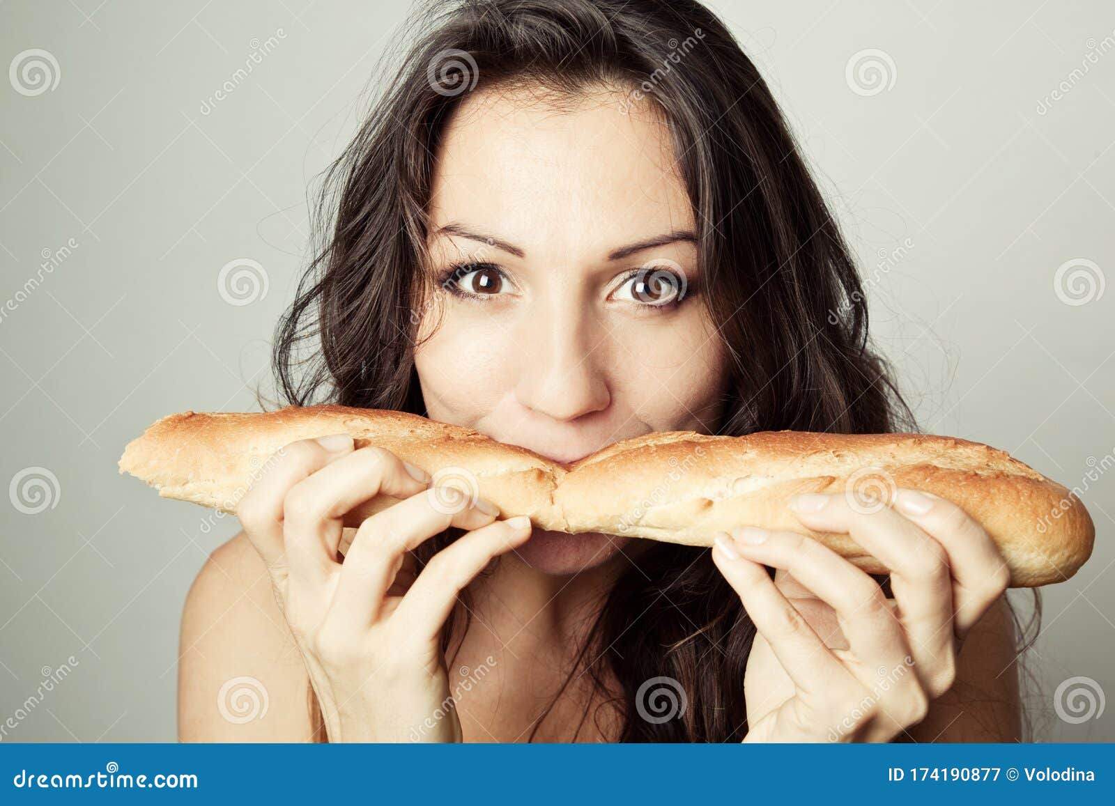 Mujer Hambrienta Comiendo Baguette Imagen de archivo - Imagen de salud ...
