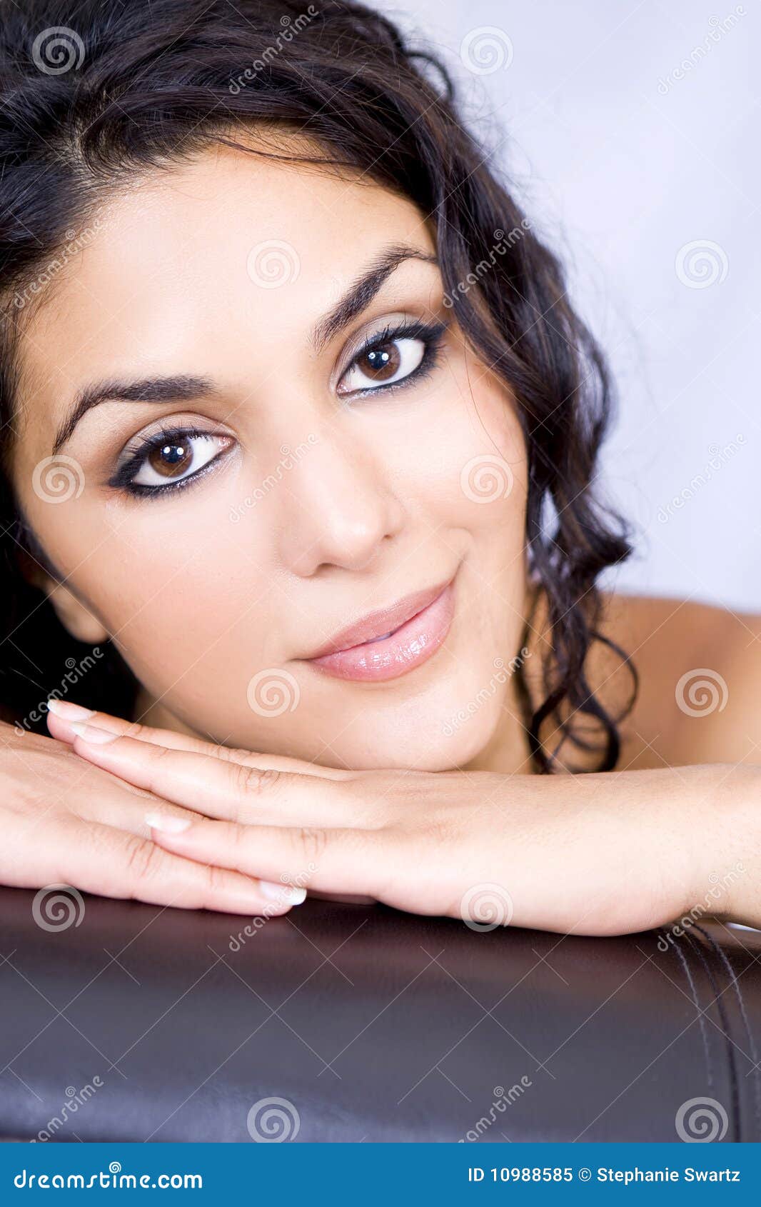 Mujer hermosa imagen de archivo. Imagen de pista, belleza - 10988585