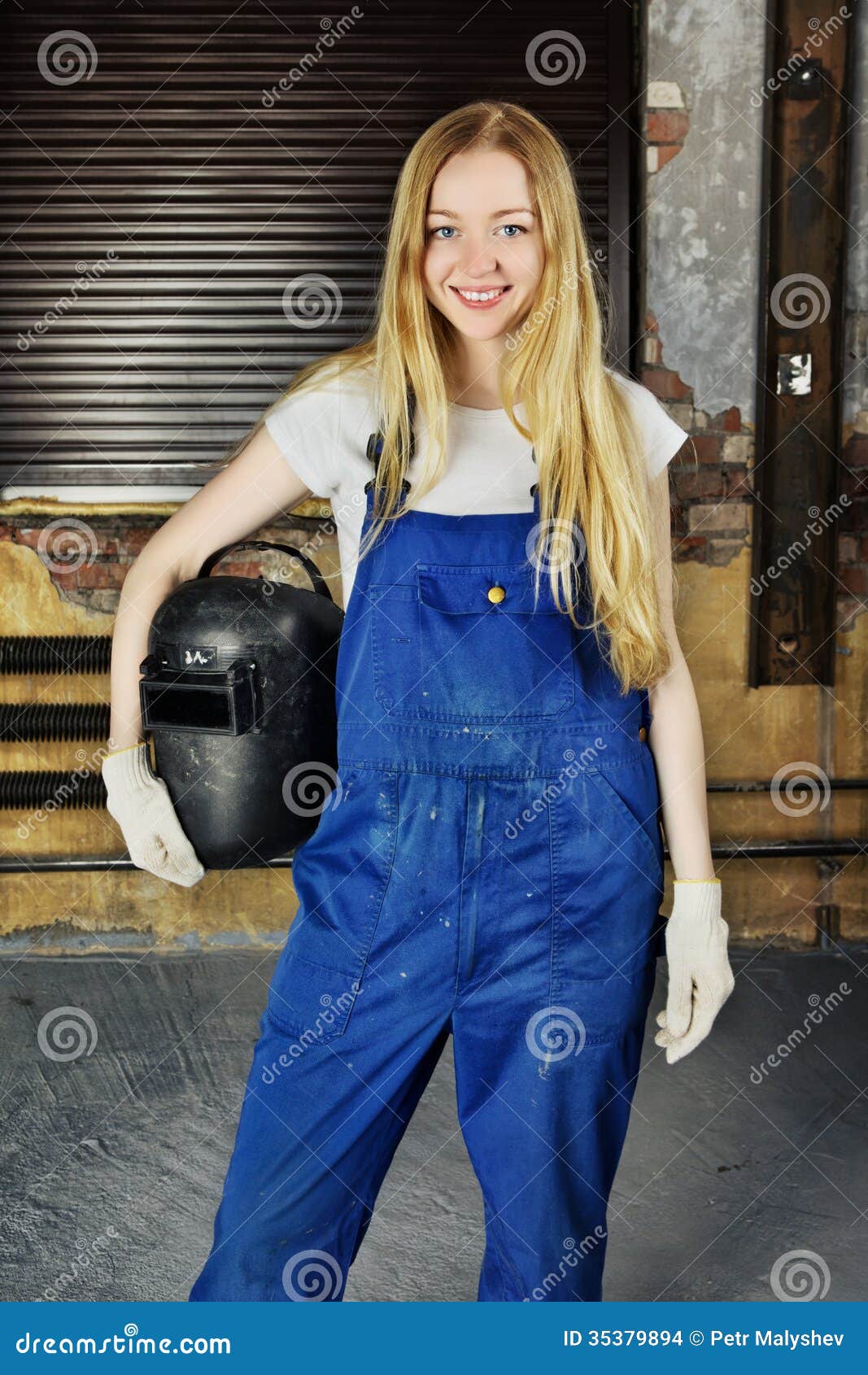 Mujer Hermosa Con El Soldador Foto de archivo - Imagen de constructor ...