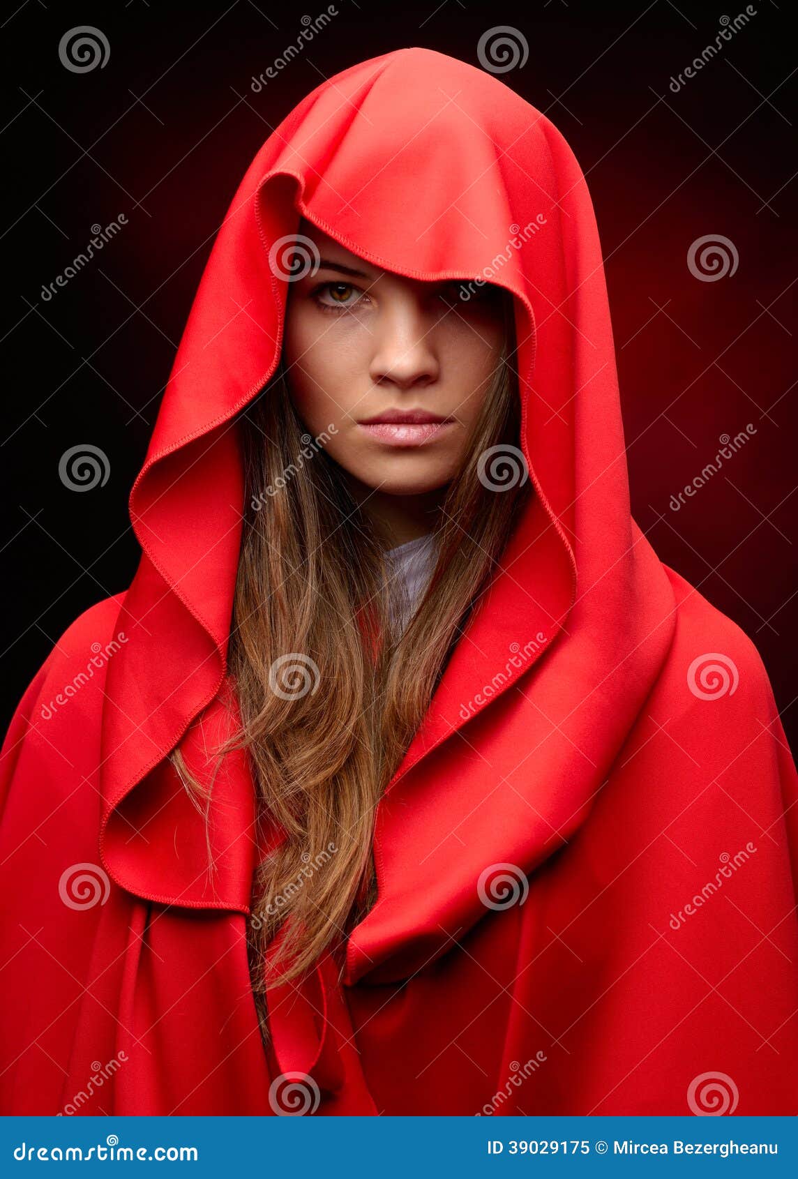 Mujer Hermosa Con La Capa Roja Imagen de archivo - Imagen de capa ...