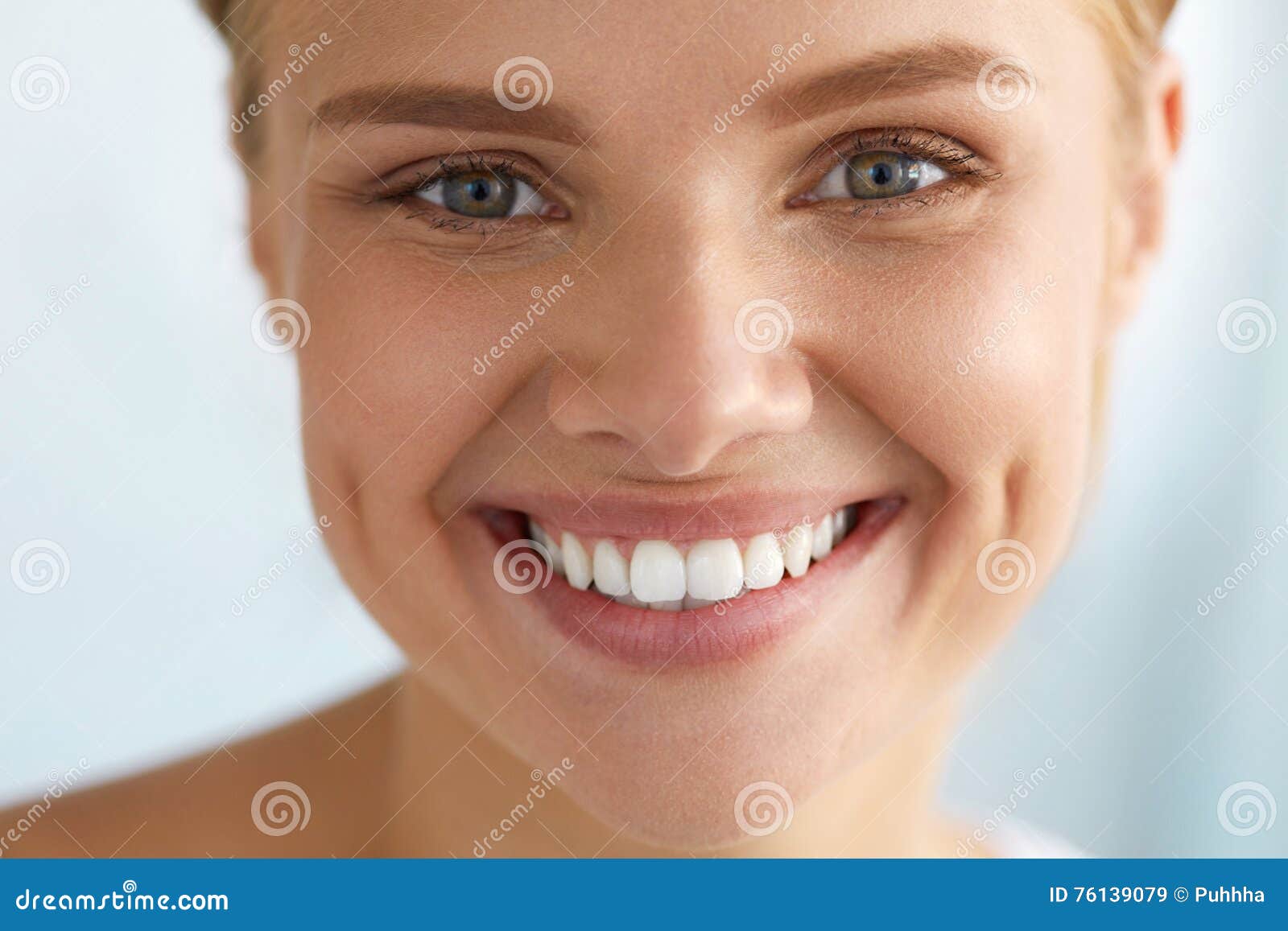 Mujer Hermosa Con La Cara De La Belleza Sonrisa Blanca Sana De Los