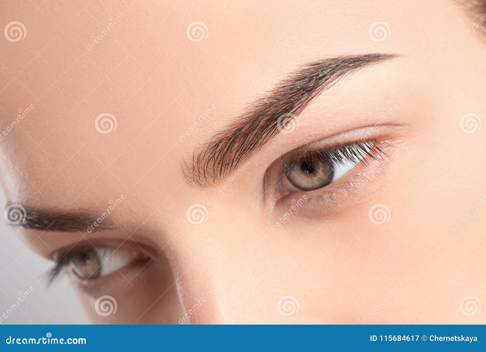 Mujer Hermosa Con Las Cejas Perfectas Imagen de archivo - Imagen de ...