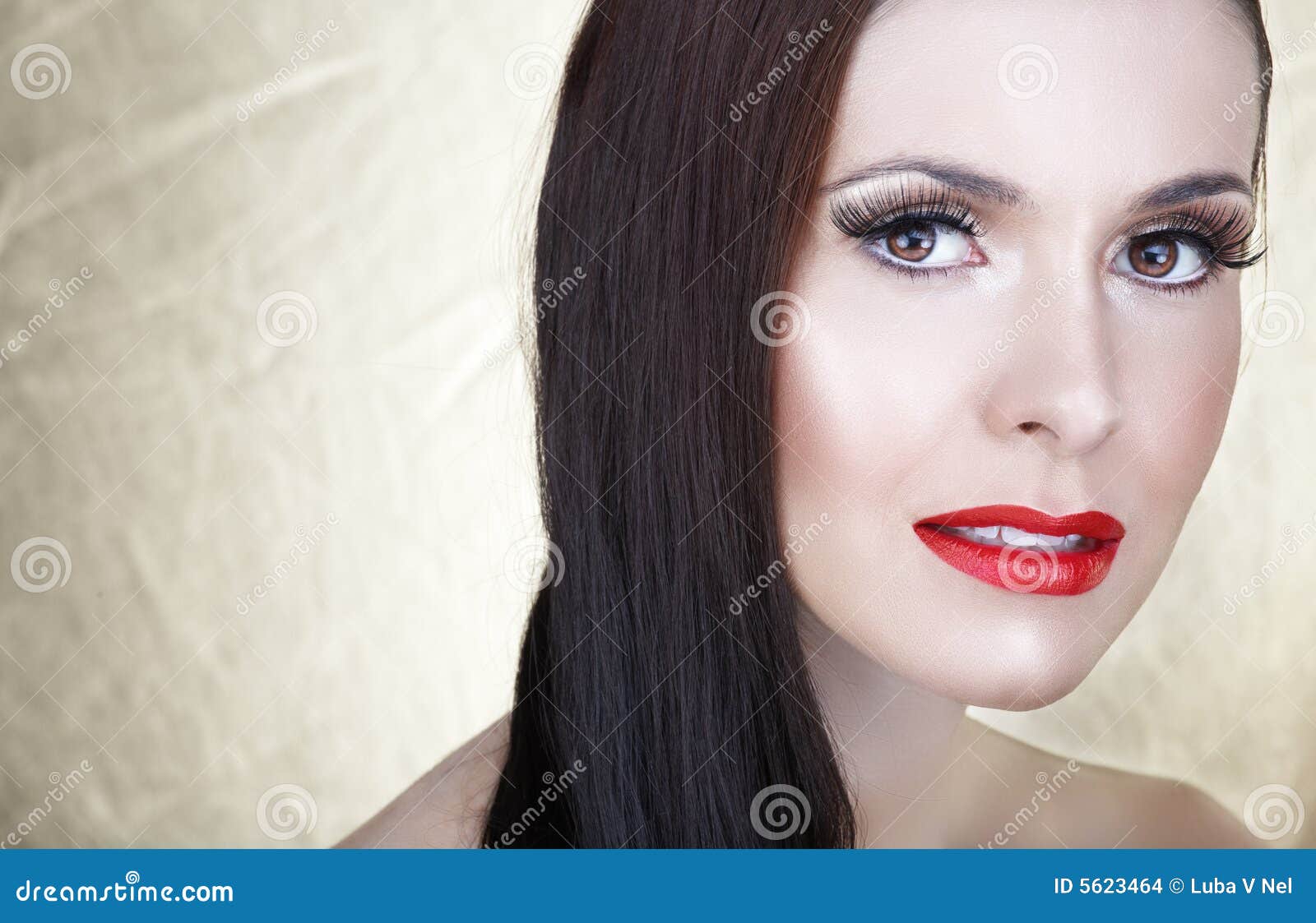 Mujer Hermosa Con Los Labios Rojos Foto de archivo - Imagen de manera ...