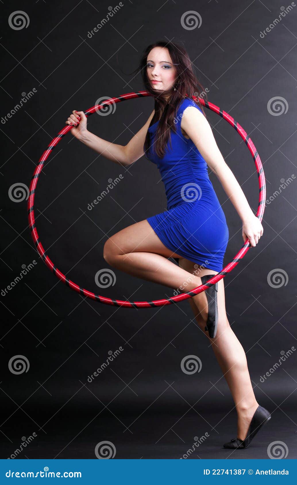 Mujer Hermosa En Aro Azul De La Danza Imagen de archivo - Imagen de ...