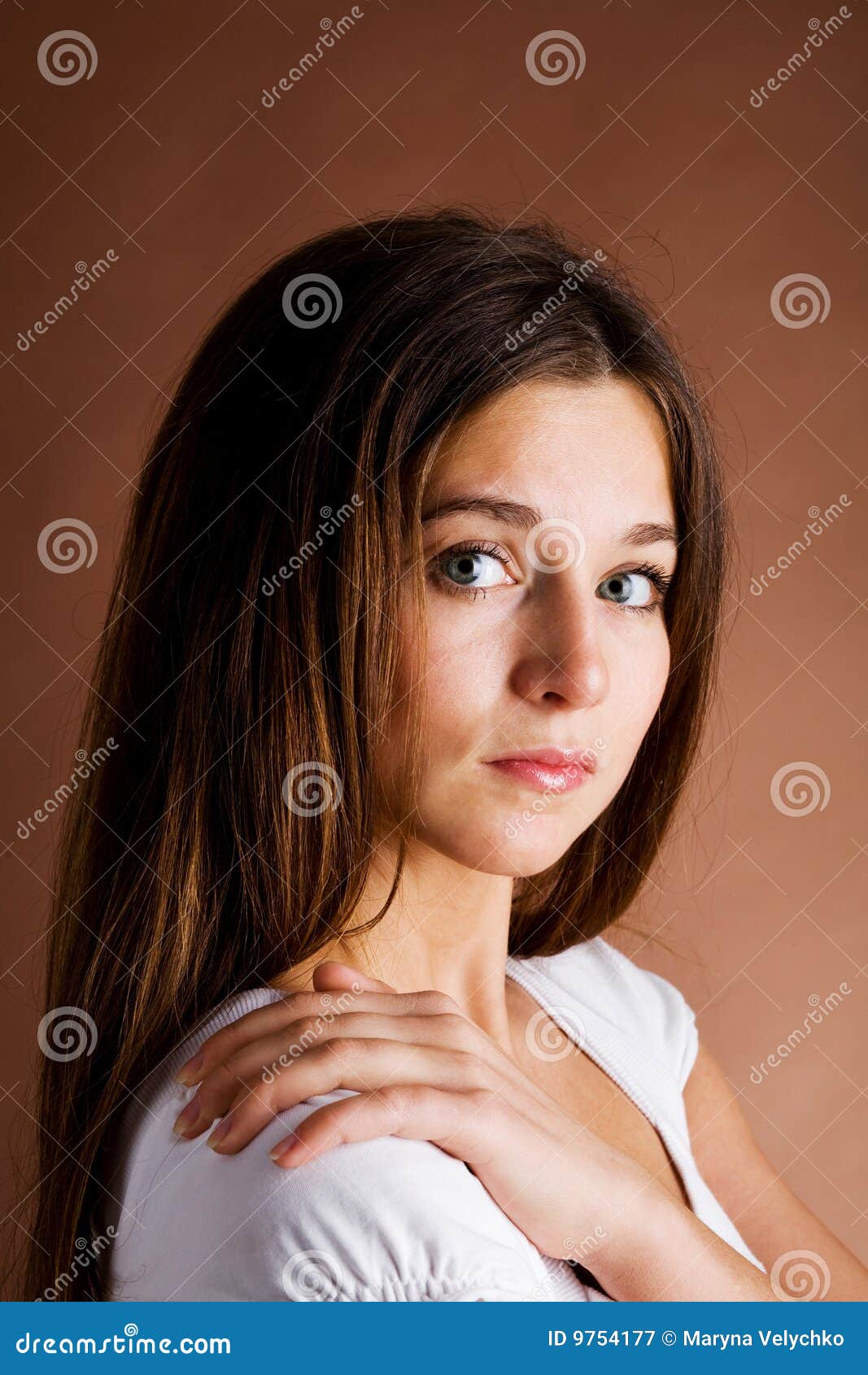 Mujer hermosa en suspenso imagen de archivo. Imagen de agotador - 9754177