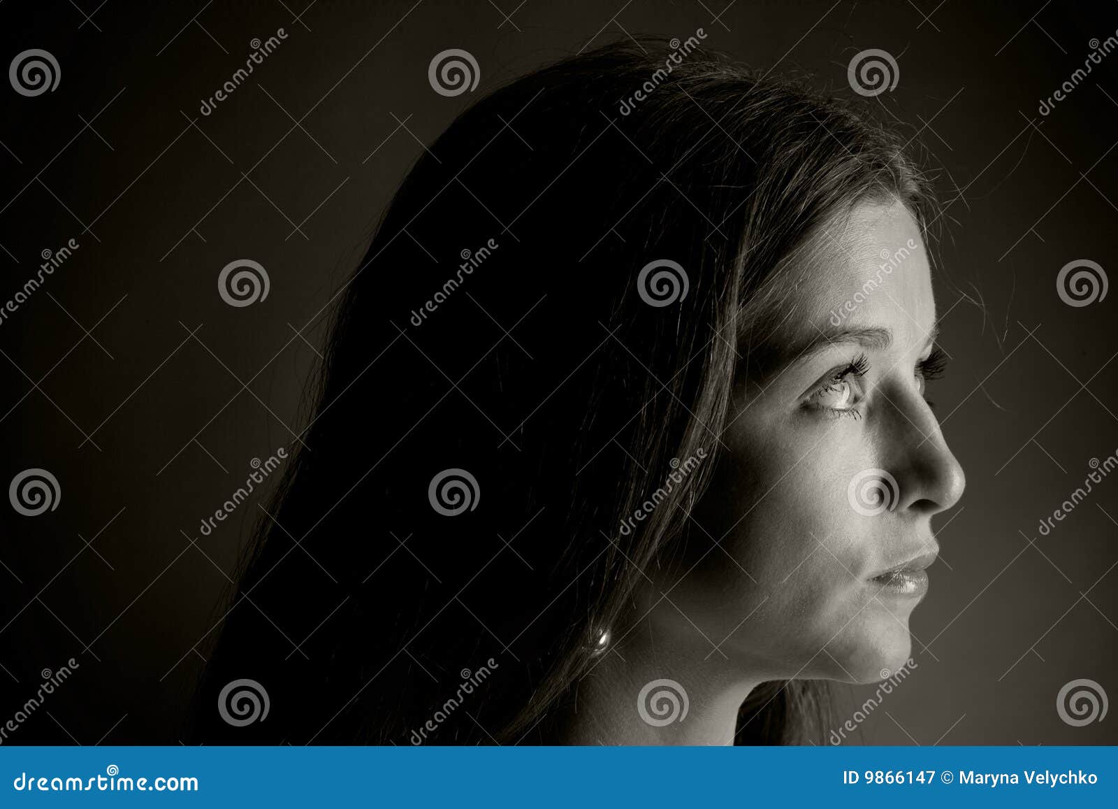 Mujer hermosa en suspenso imagen de archivo. Imagen de hermoso - 9866147