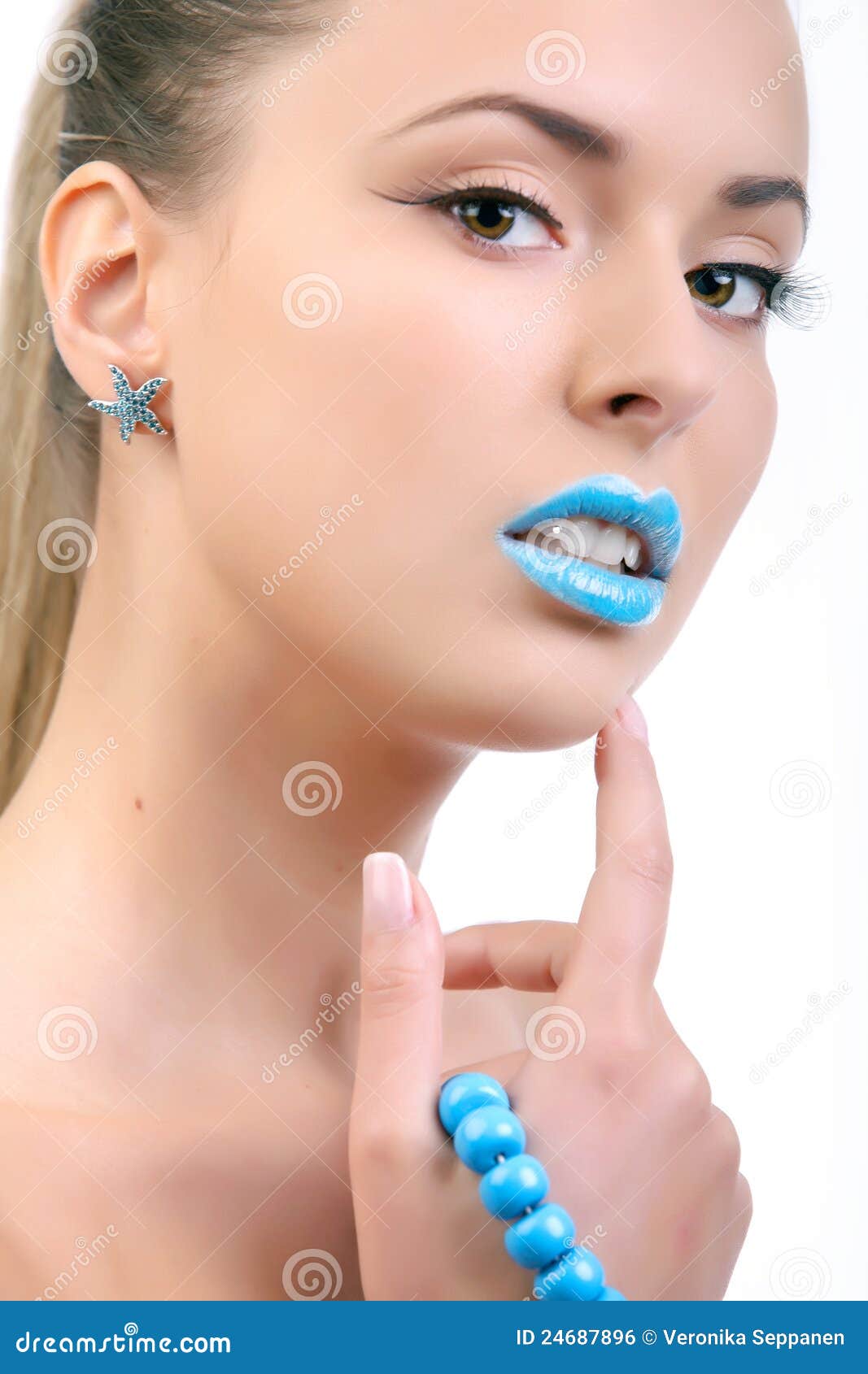 Mujer Hermosa Joven Con Los Labios Azules Foto de archivo - Imagen de ...