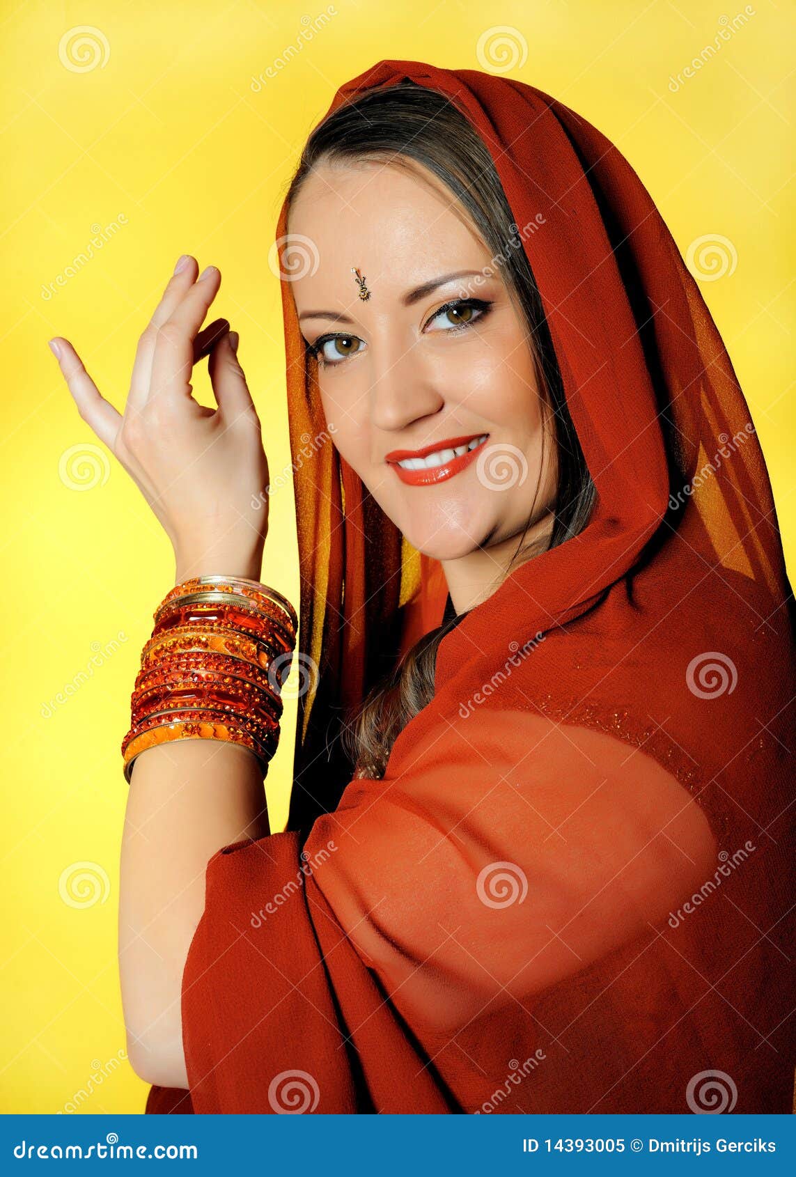 Mujer Hermosa Joven En Estilo Tradicional Indio Imagen de archivo ...