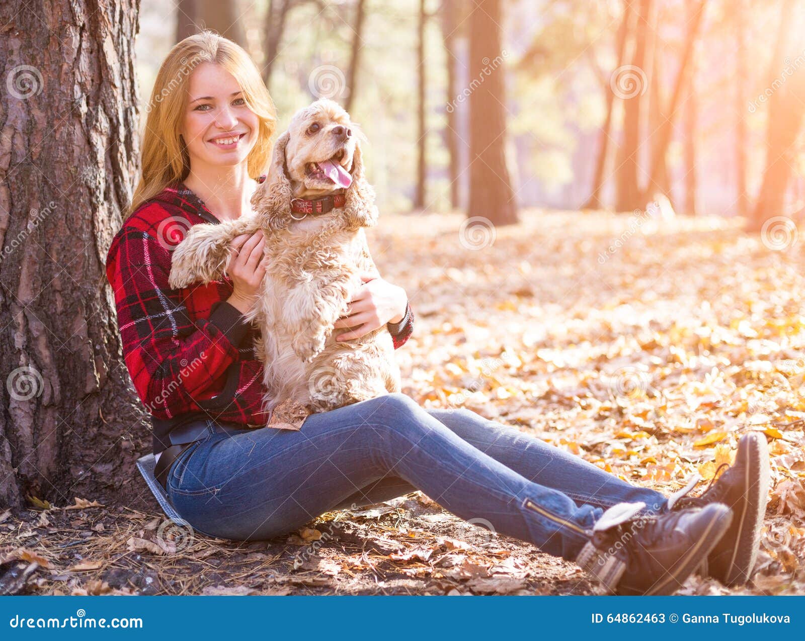 Mujer Hermosa Joven Y Su Perro (cocker Americano Imagen de archivo ...