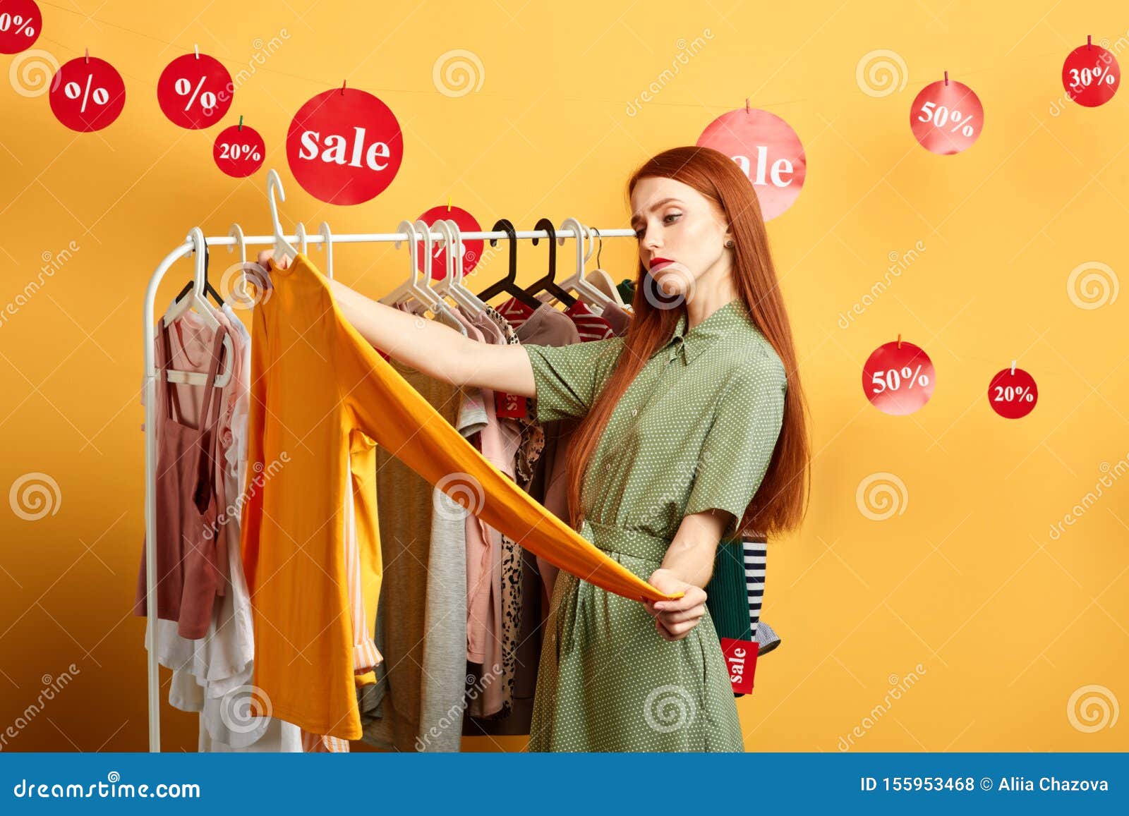 Mujer Hermosa Probando Ropa En El Centro Comercial Foto de archivo ...