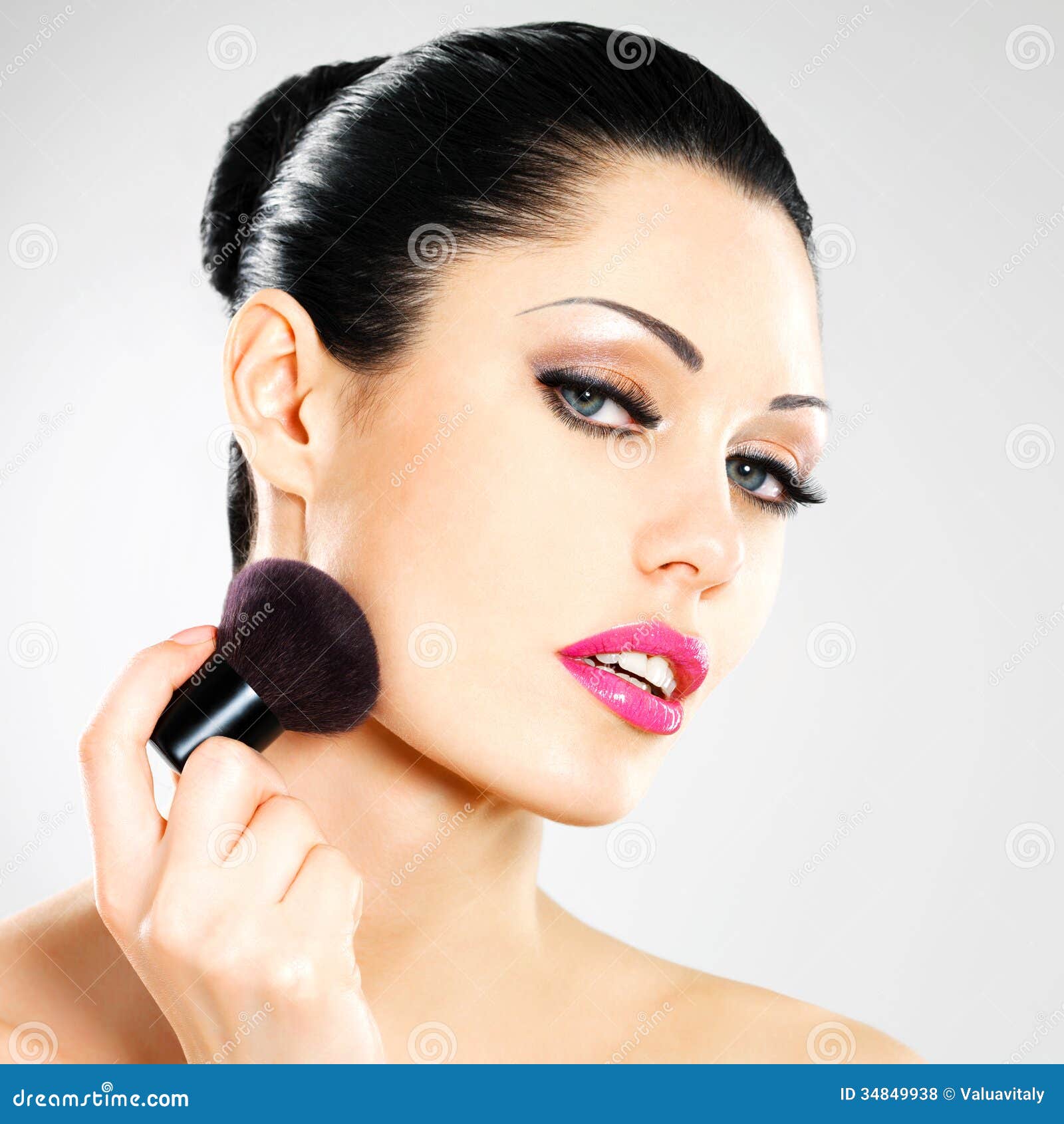 Mujer Hermosa Que Aplica Colorete En Cara Foto de archivo - Imagen de ...