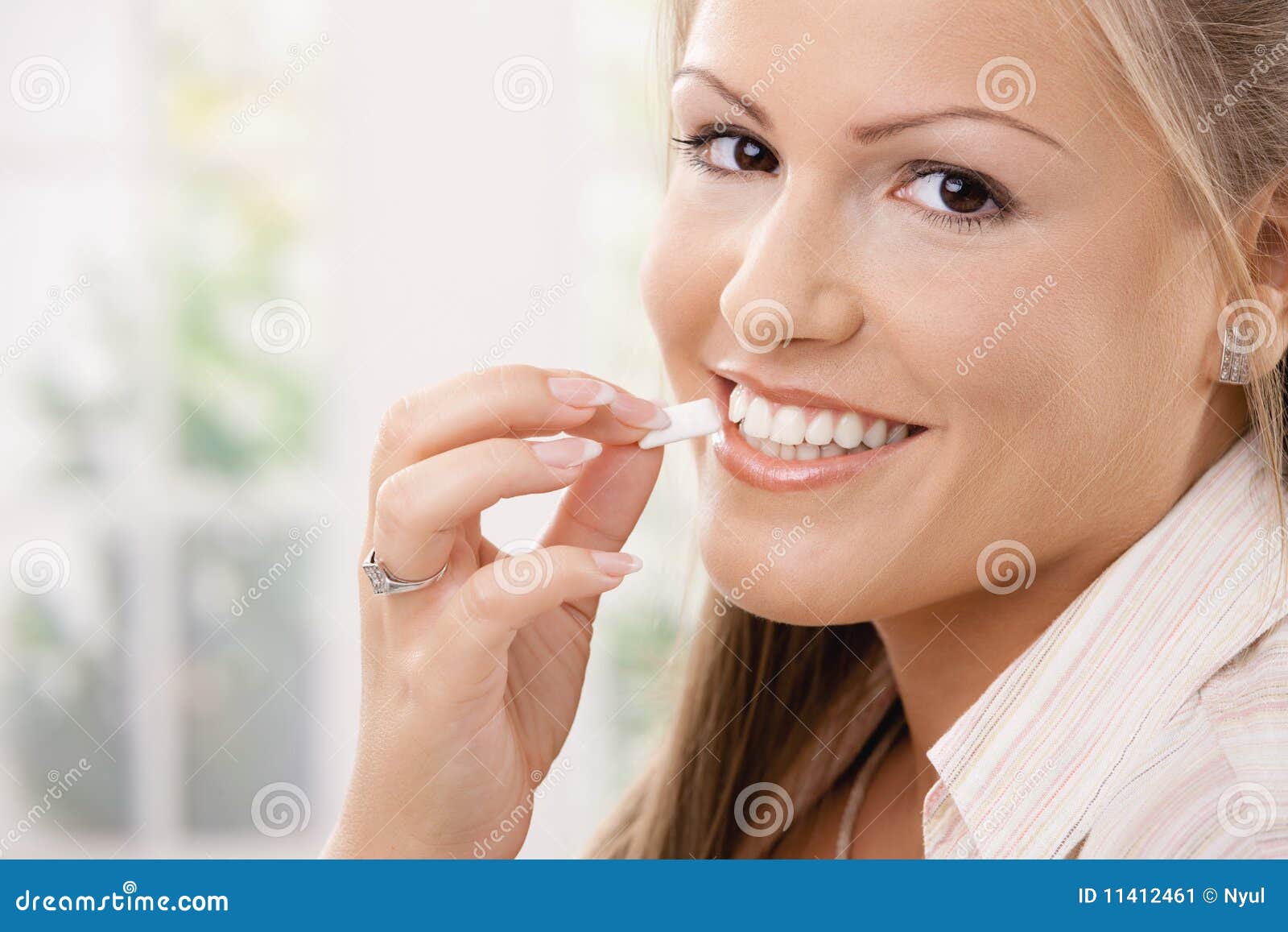 Mujer Hermosa Que Come El Chicle Imagen de archivo - Imagen de muchacha ...