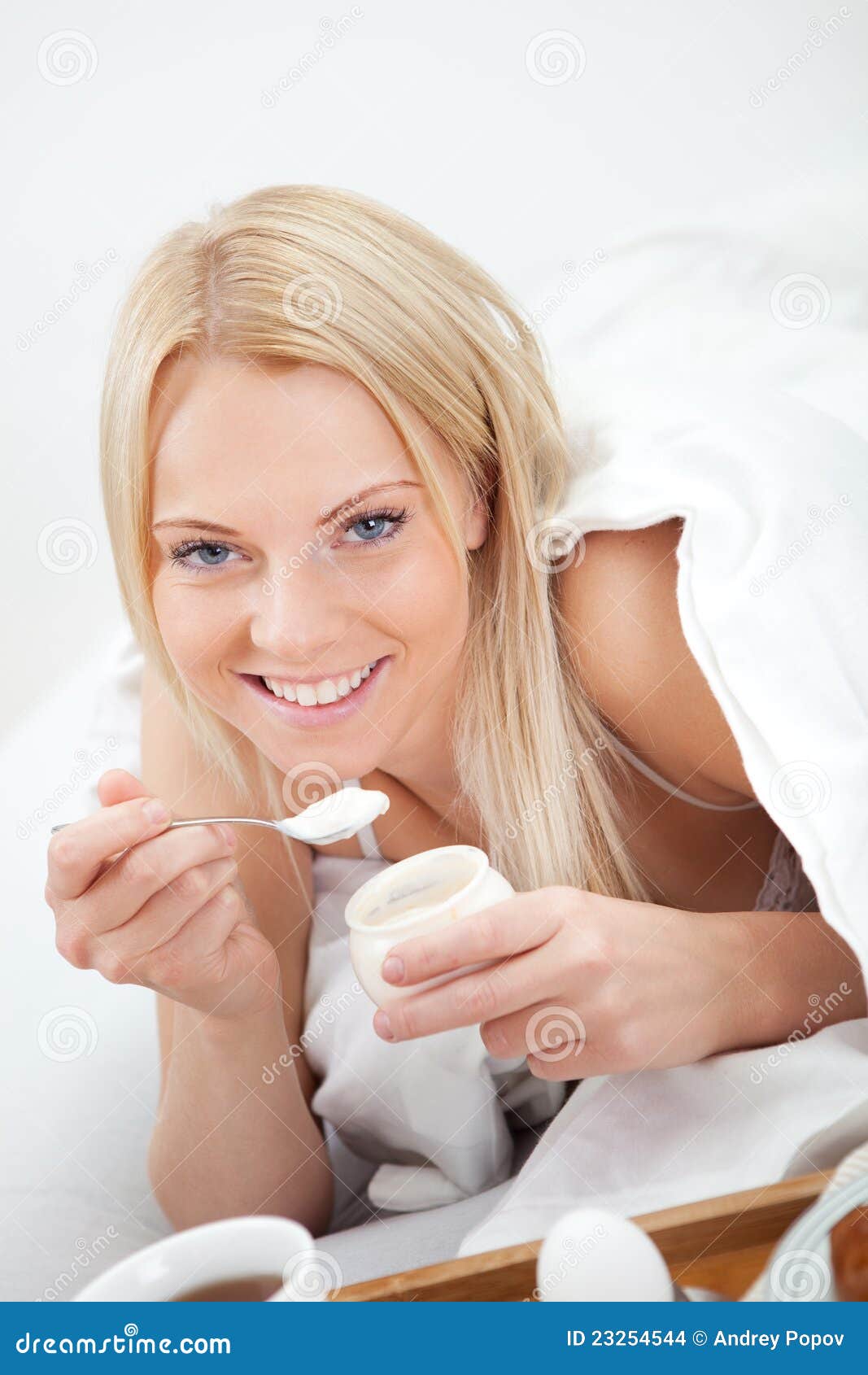 Mujer Hermosa Que Come El Yogur En Cama Foto De Archivo Imagen De