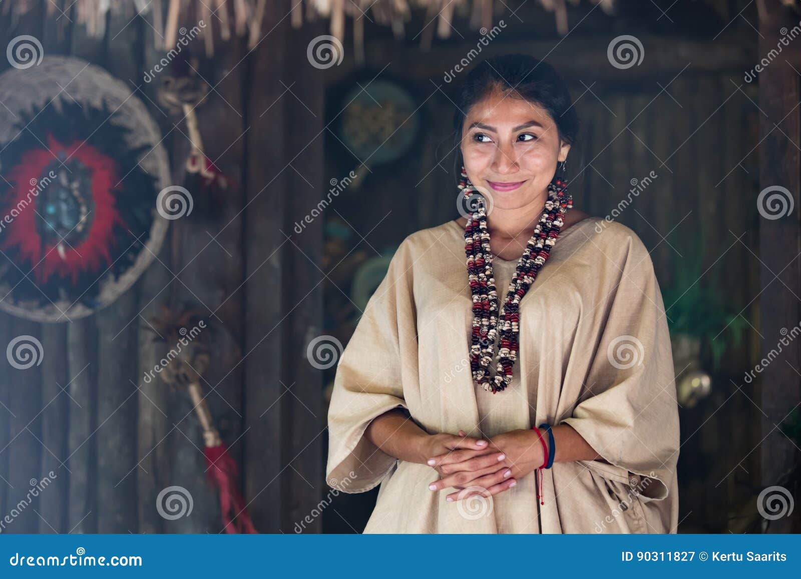 Mujer Hermosa Vestida En Ropa Maya Fotografía editorial - Imagen de ...