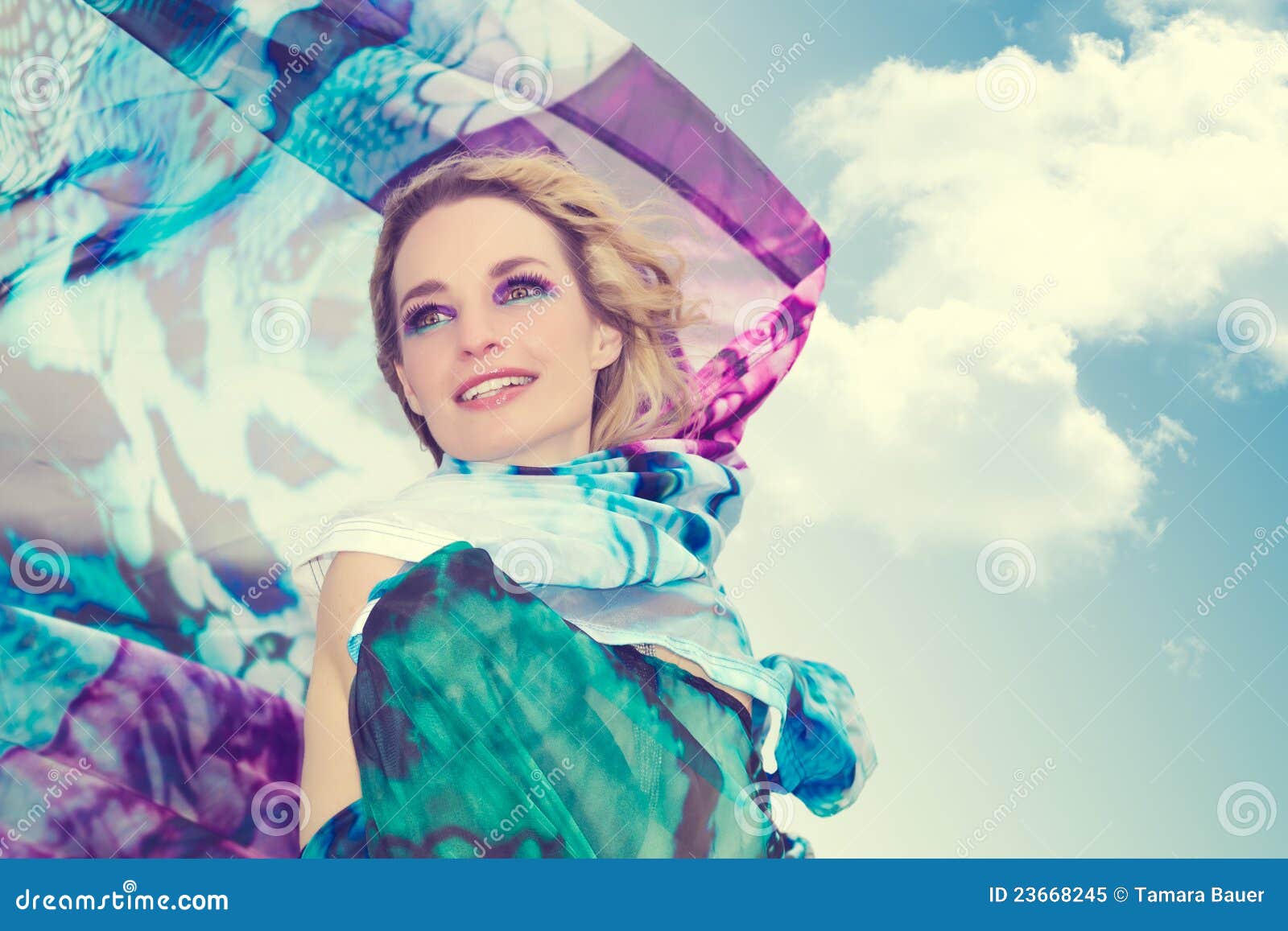 Mujer imponente imagen de archivo. Imagen de mujer, sonriente - 23668245