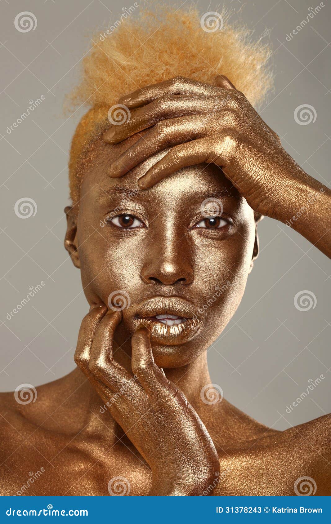 Mujer Imponente De Amercian Del Africano Pintada Con Oro Imagen de ...