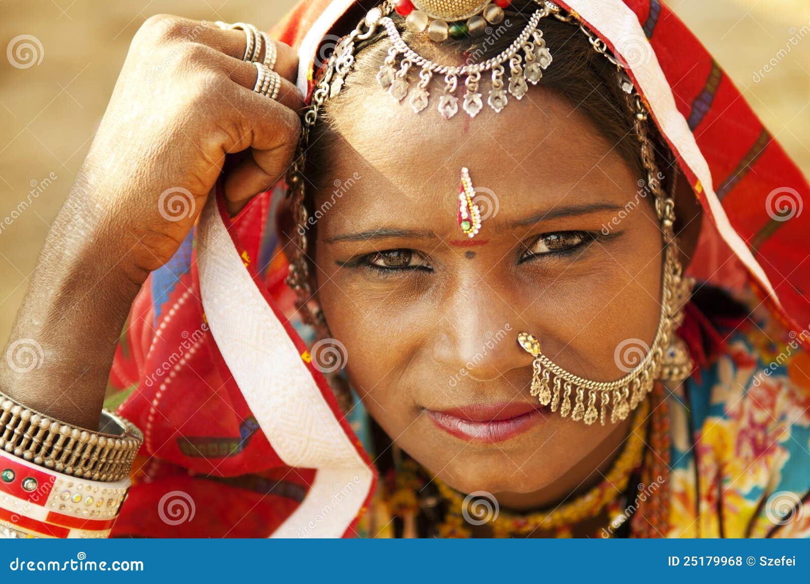 Mujer india hermosa foto de archivo. Imagen de india - 25179968