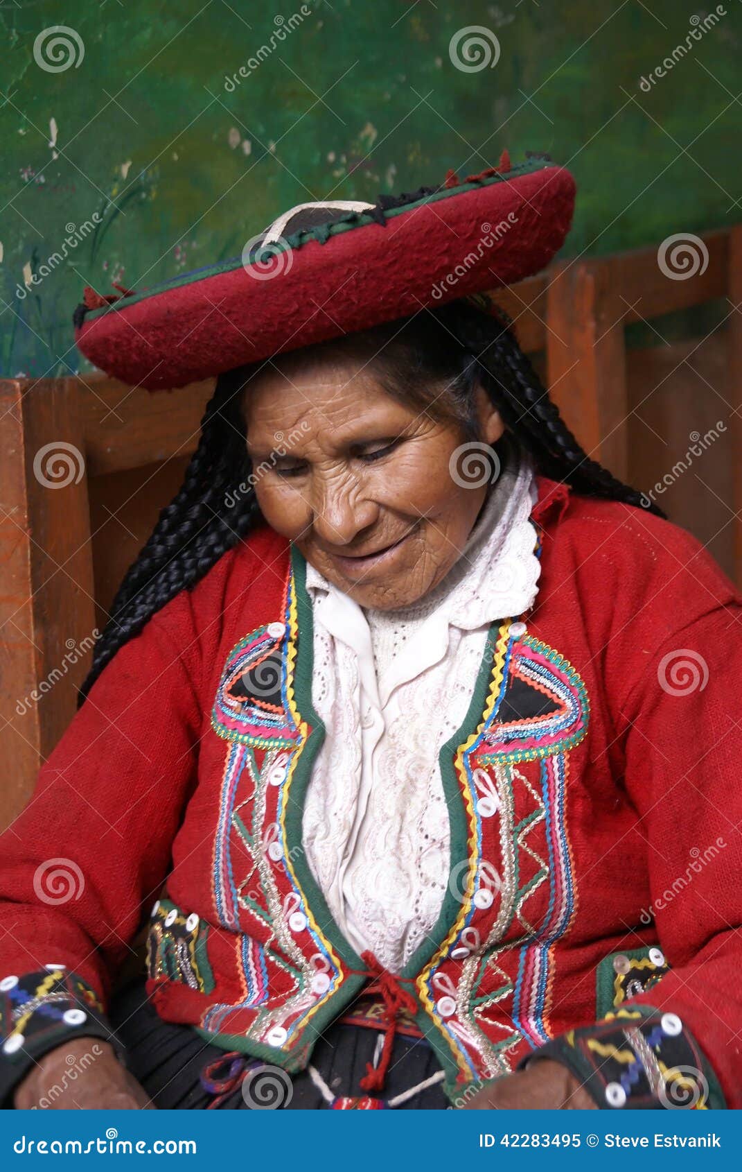 Mujer India Quechua En Equipo Tradicional, Imagen editorial - Imagen de ...
