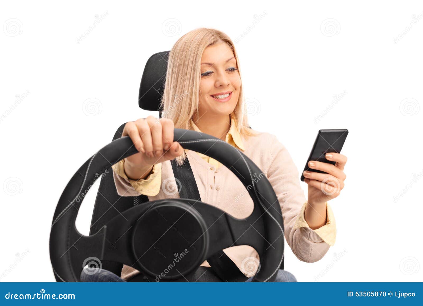 Mujer Irresponsable Que Manda Un SMS Y Que Conduce Foto de archivo ...