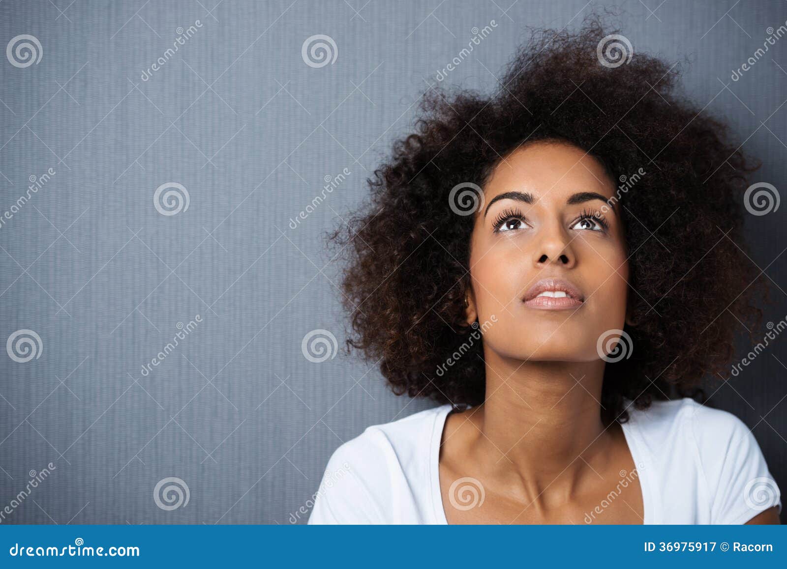Mujer Joven Anhelante Seria Con Un Afro Imagen de archivo - Imagen de ...