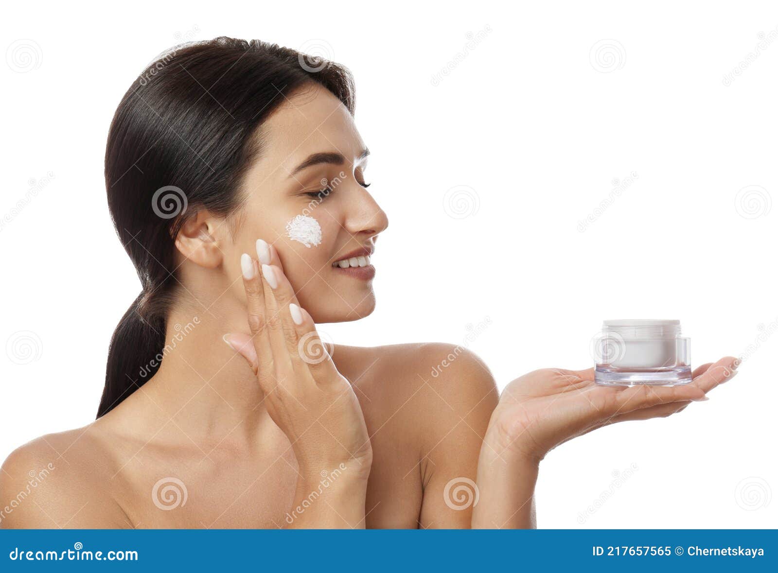 Mujer Joven Aplicar Crema Facial Sobre Fondo Blanco Imagen De Archivo