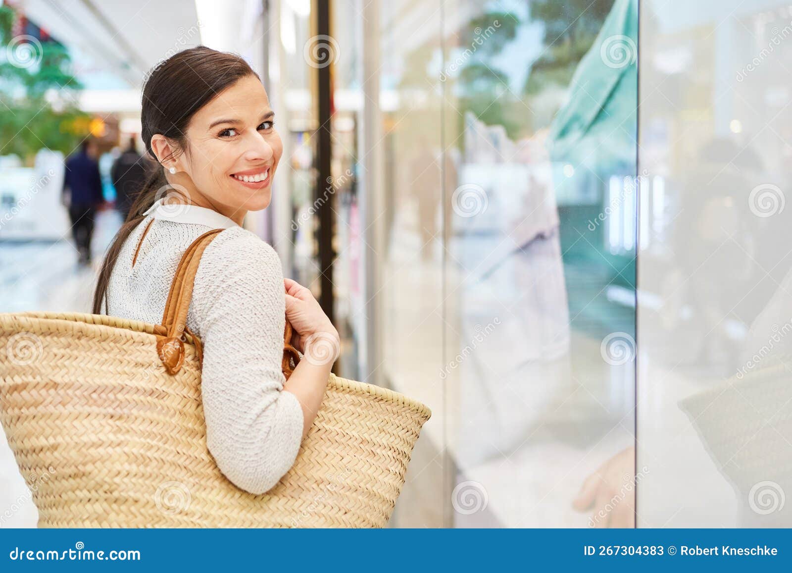 Mujer Joven Como Cliente Sonriente En Una Juerga De Compras Imagen de ...