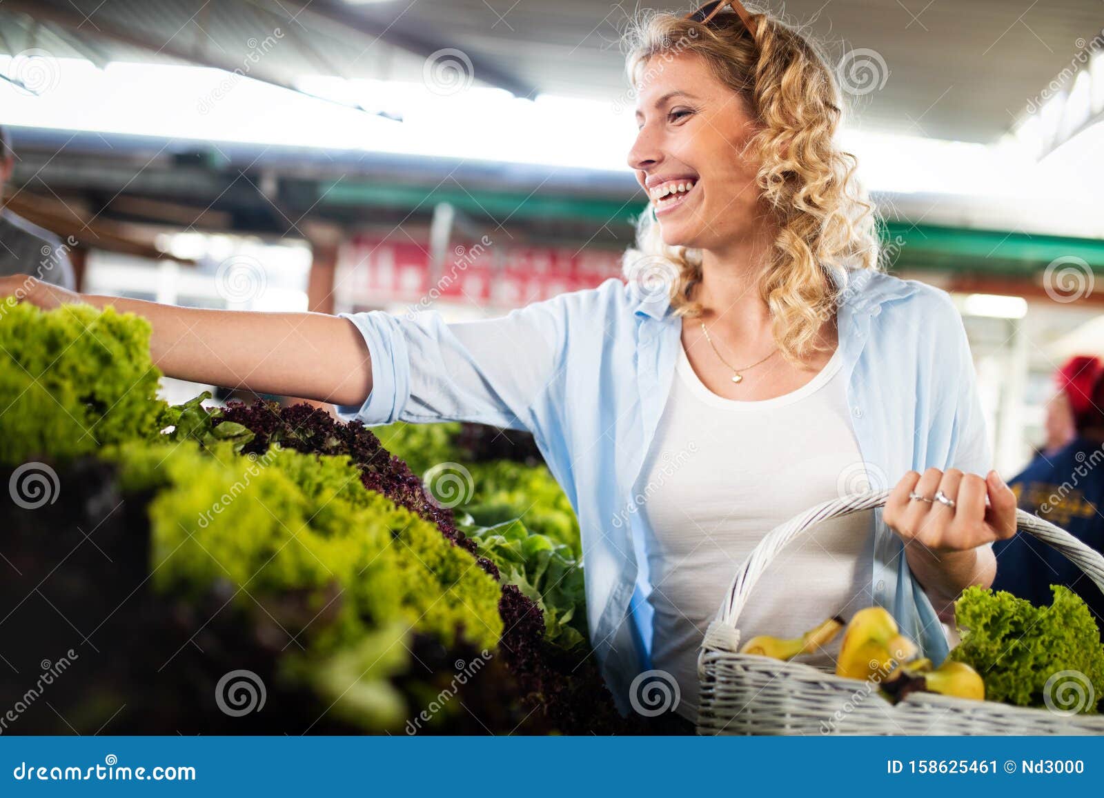 Mujer Joven Comprando Comida Saludable En El Mercado Imagen de archivo ...