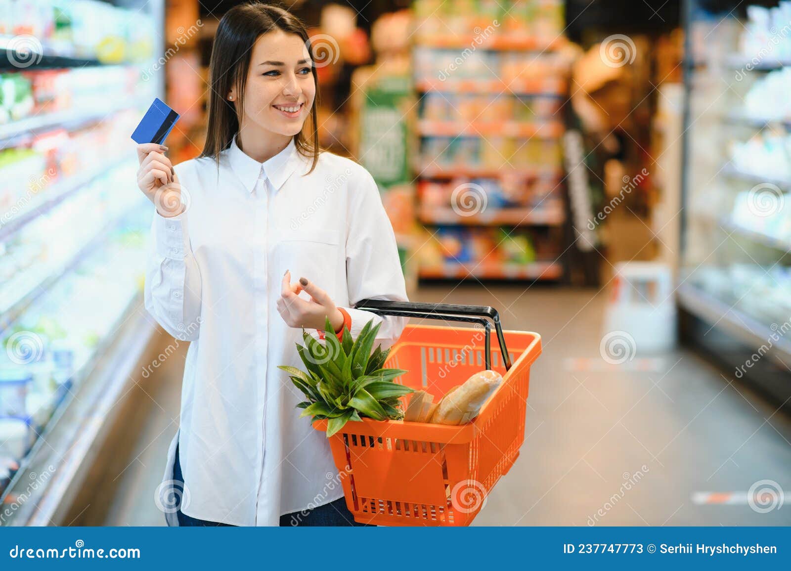 Mujer Joven Comprando En El Supermercado Imagen de archivo - Imagen de ...
