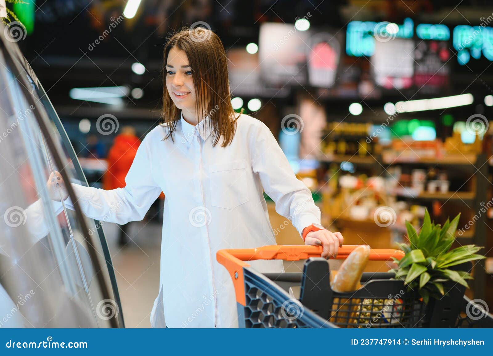 Mujer Joven Comprando En El Supermercado Foto de archivo - Imagen de ...