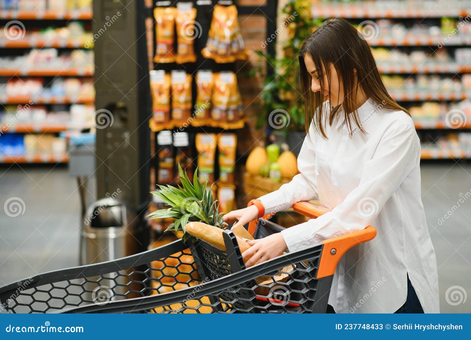Mujer Joven Comprando En El Supermercado Imagen de archivo - Imagen de ...