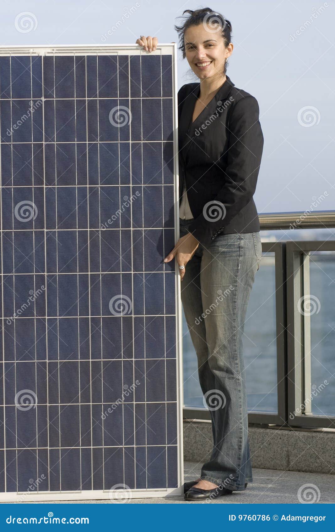 Mujer Joven Con El Panel Solar Foto de archivo - Imagen de hembra ...