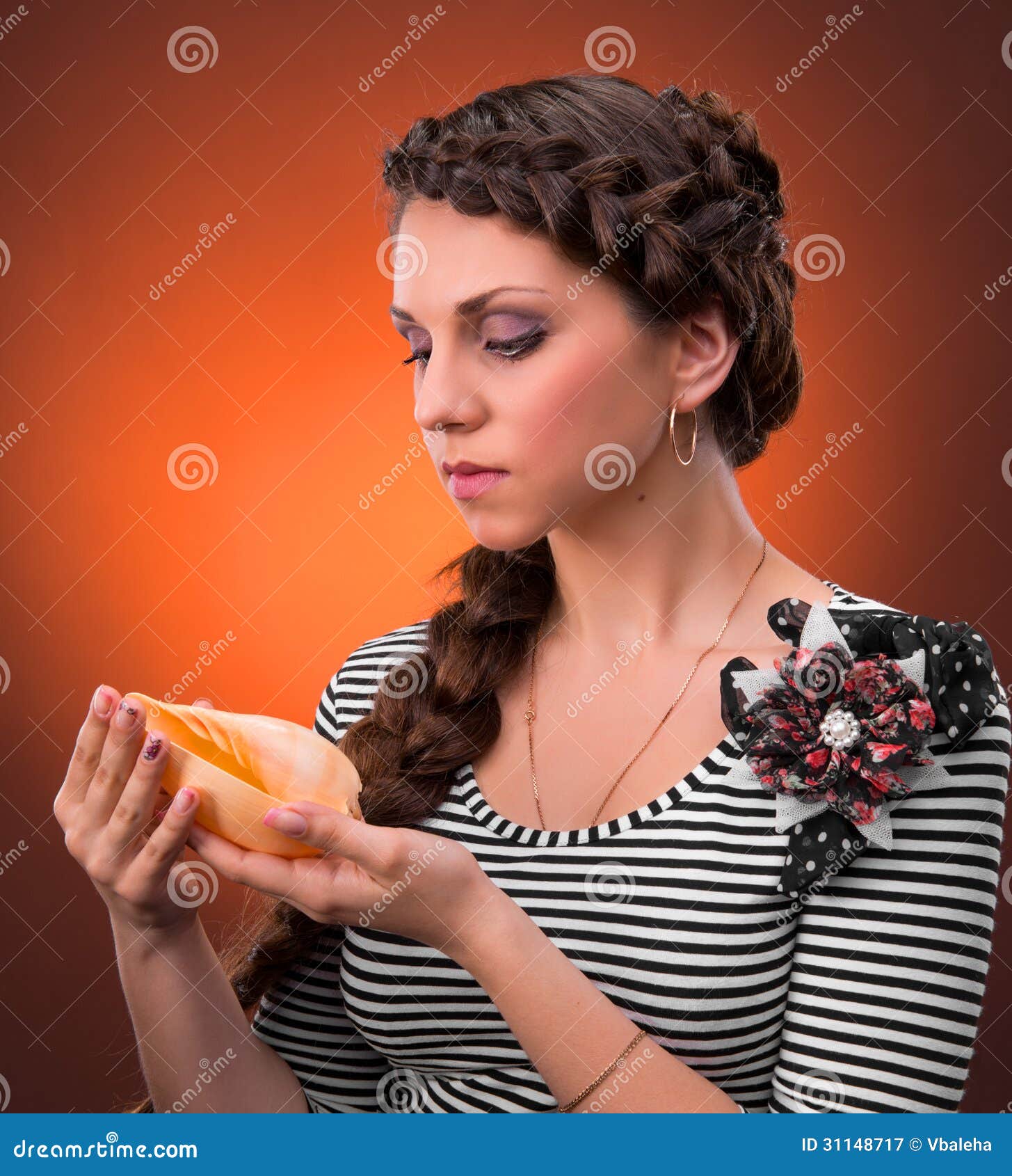 Mujer Joven Con El Peinado Hermoso Que Lleva A Cabo El Shel Del Mar Imagen De Archivo Imagen