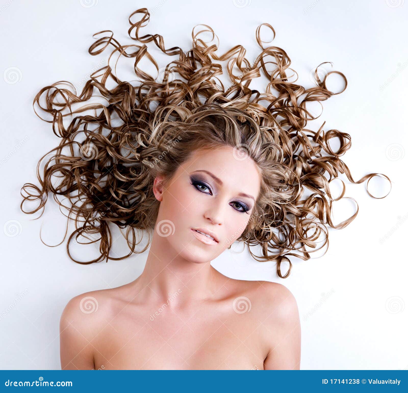 Mujer Joven Con El Pelo Rizado Rubio Foto de archivo - Imagen de ...