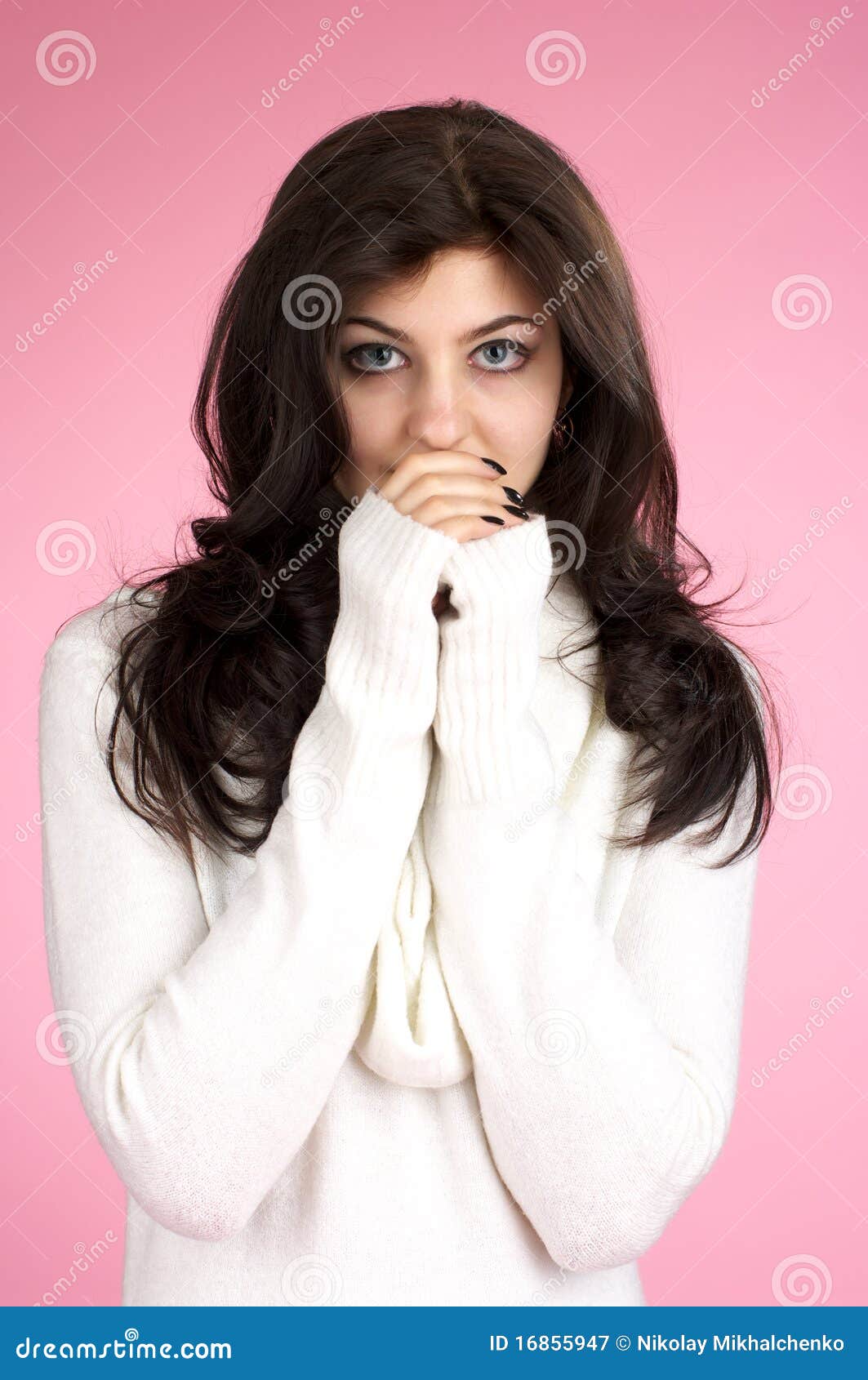 Mujer Joven Con El Suéter Blanco Imagen de archivo - Imagen de manera ...