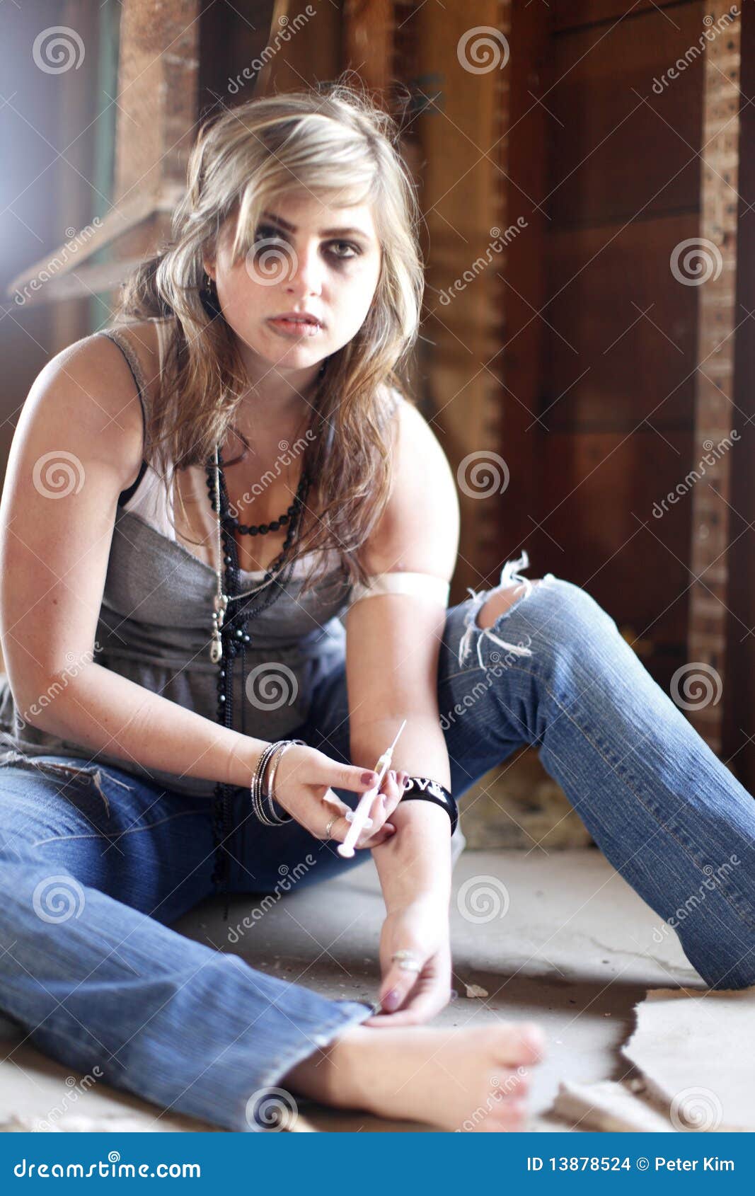 Mujer Joven Con La Drogadicción. Foto de archivo - Imagen de ...