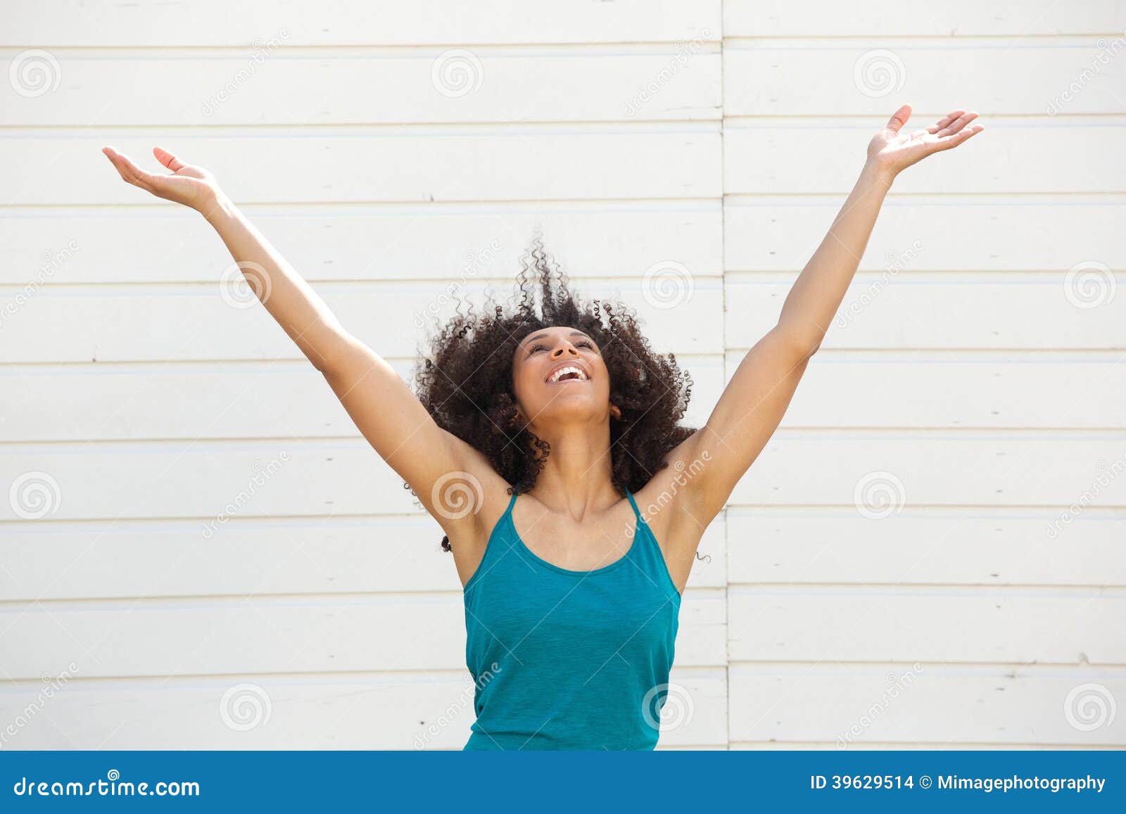 Mujer Joven Con Los Brazos Extendidos Foto de archivo - Imagen de ...