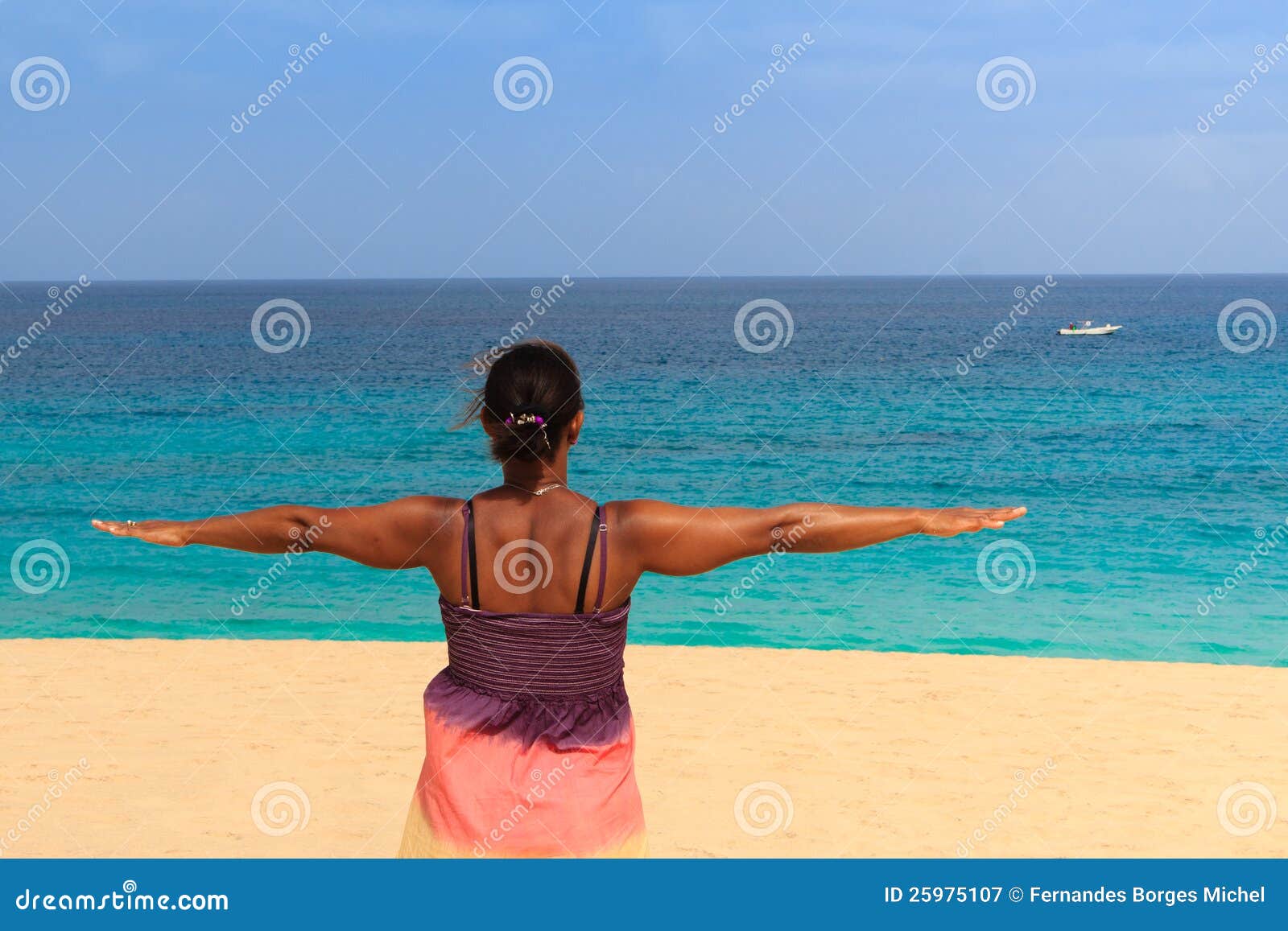 Mujer Joven Con Los Brazos Levantados Imagen de archivo - Imagen de ...