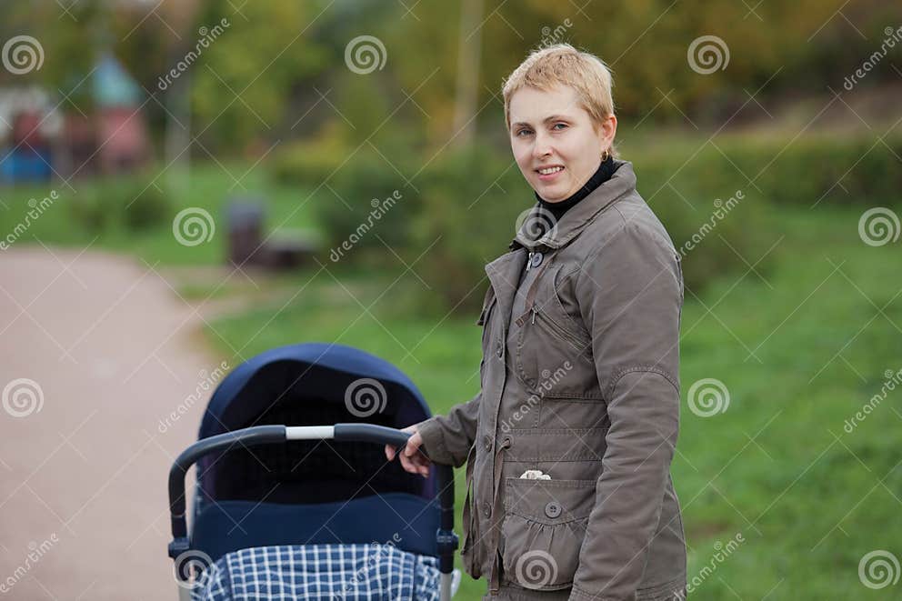 Mujer joven con su bebé imagen de archivo. Imagen de feliz - 22828139