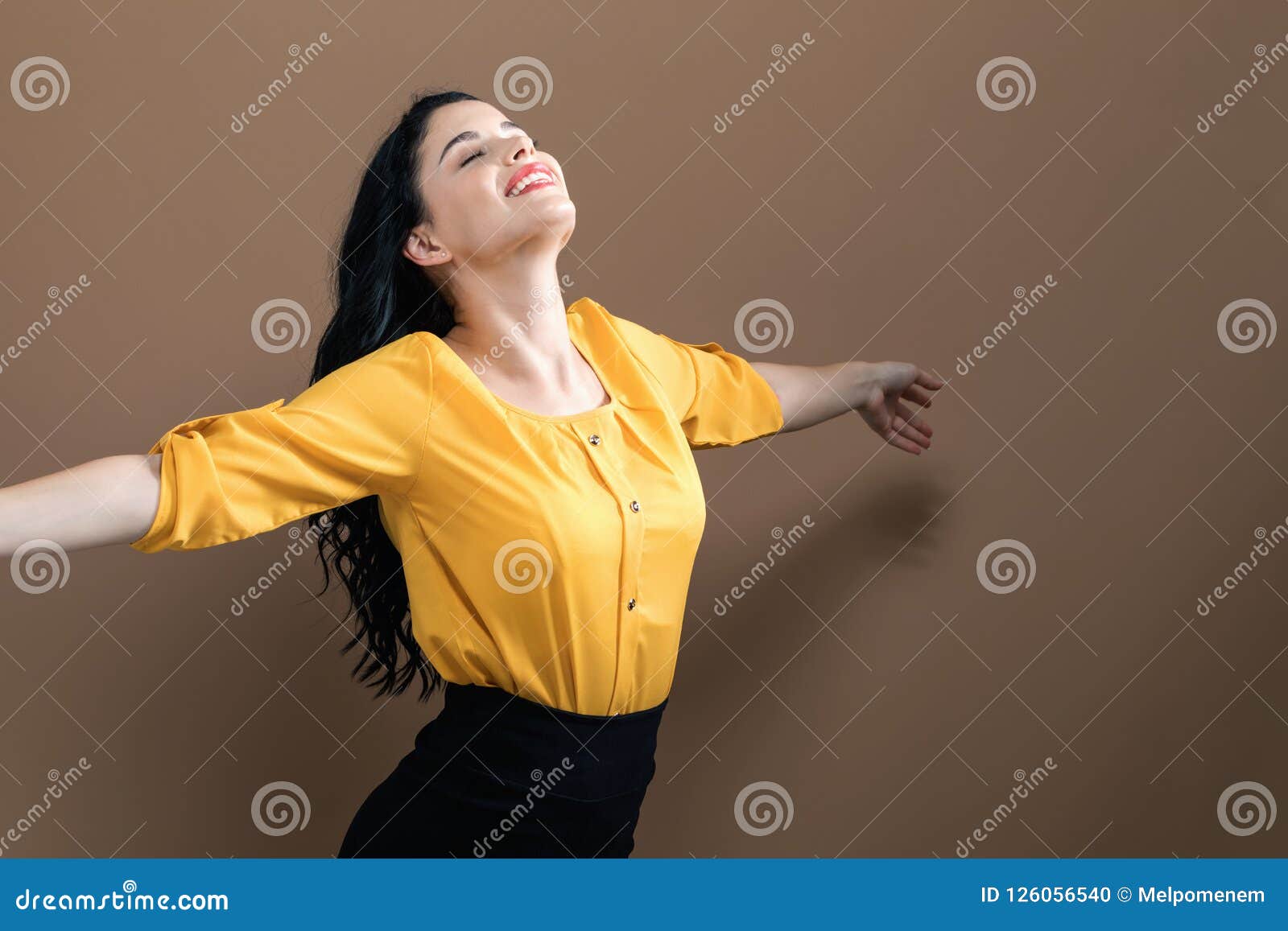 Mujer Joven Con Sus Brazos Extendidos Foto de archivo - Imagen de ...