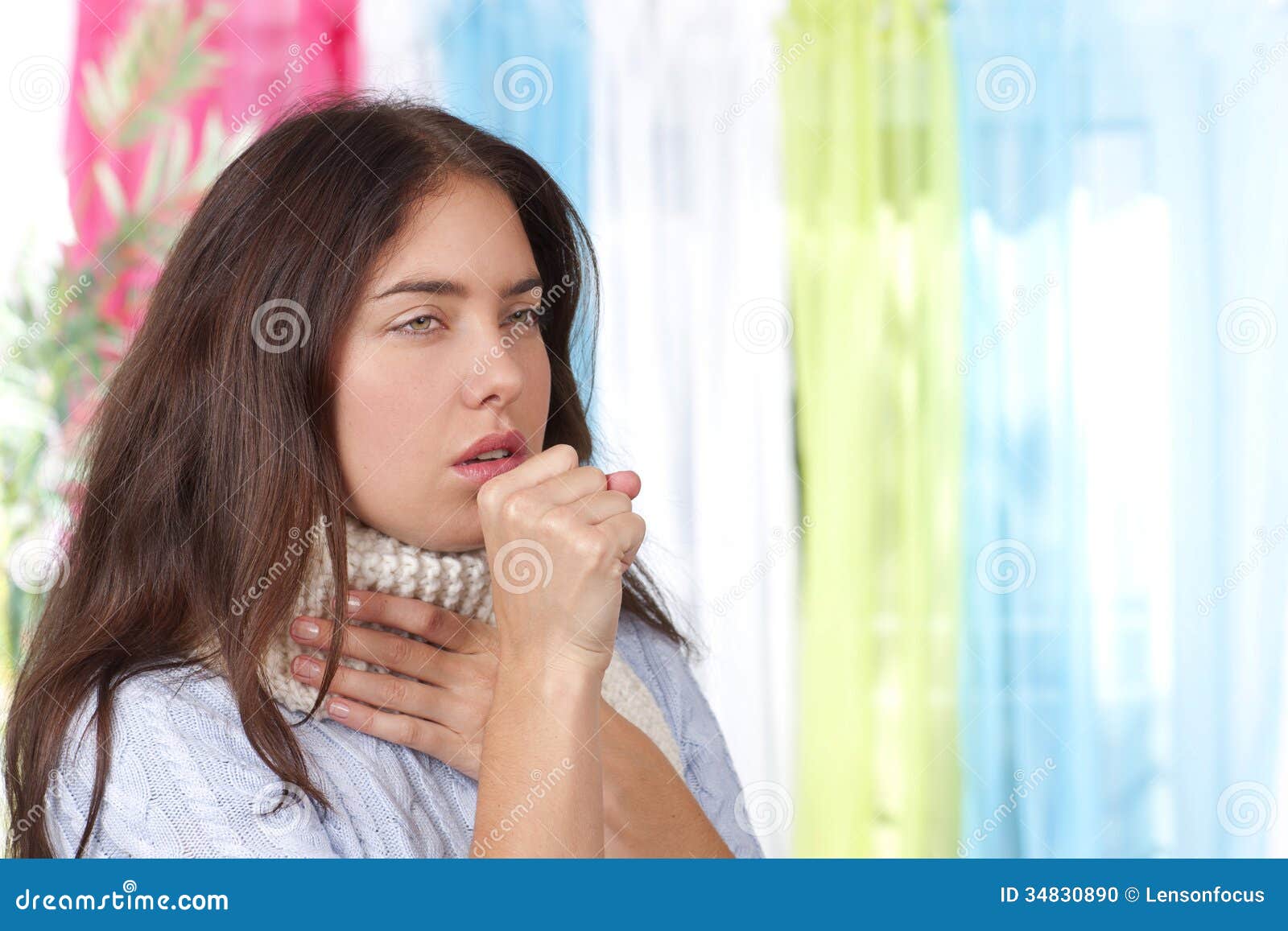 Mujer joven con tos foto de archivo. Imagen de colorido - 34830890