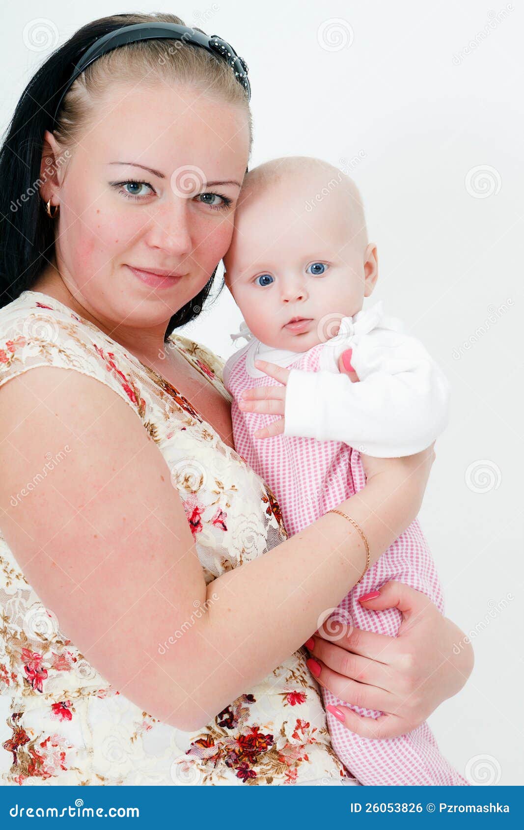 Mujer joven con un bebé foto de archivo. Imagen de hembra - 26053826