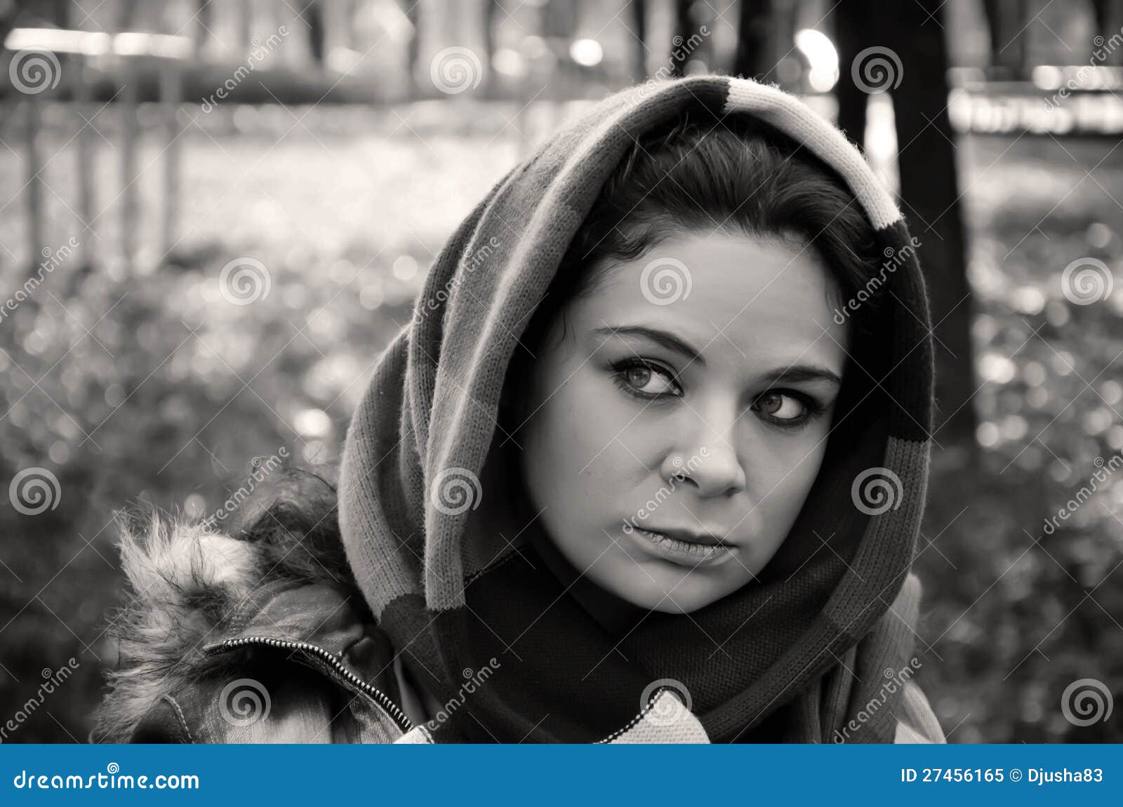 Mujer Joven Con Una Mirada Triste Imagen de archivo - Imagen de ...