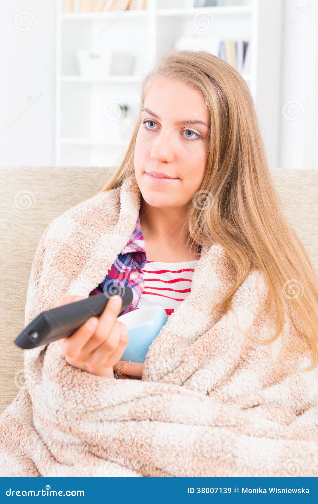 Mujer Joven Cubierta Con La Manta Imagen de archivo - Imagen de hembra ...