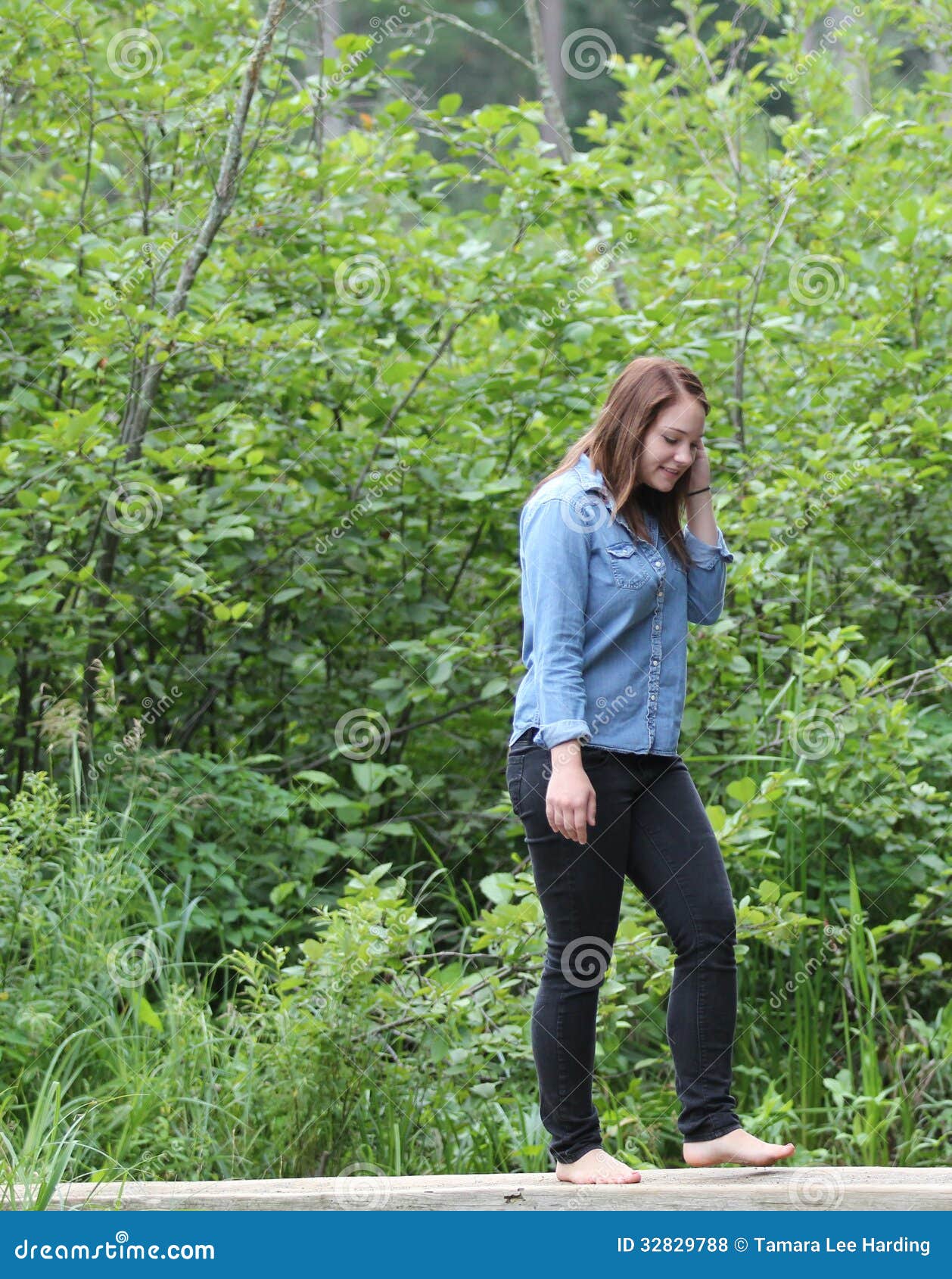 Mujer Joven Descalzo En Un Bosque Foto de archivo - Imagen de camisa ...