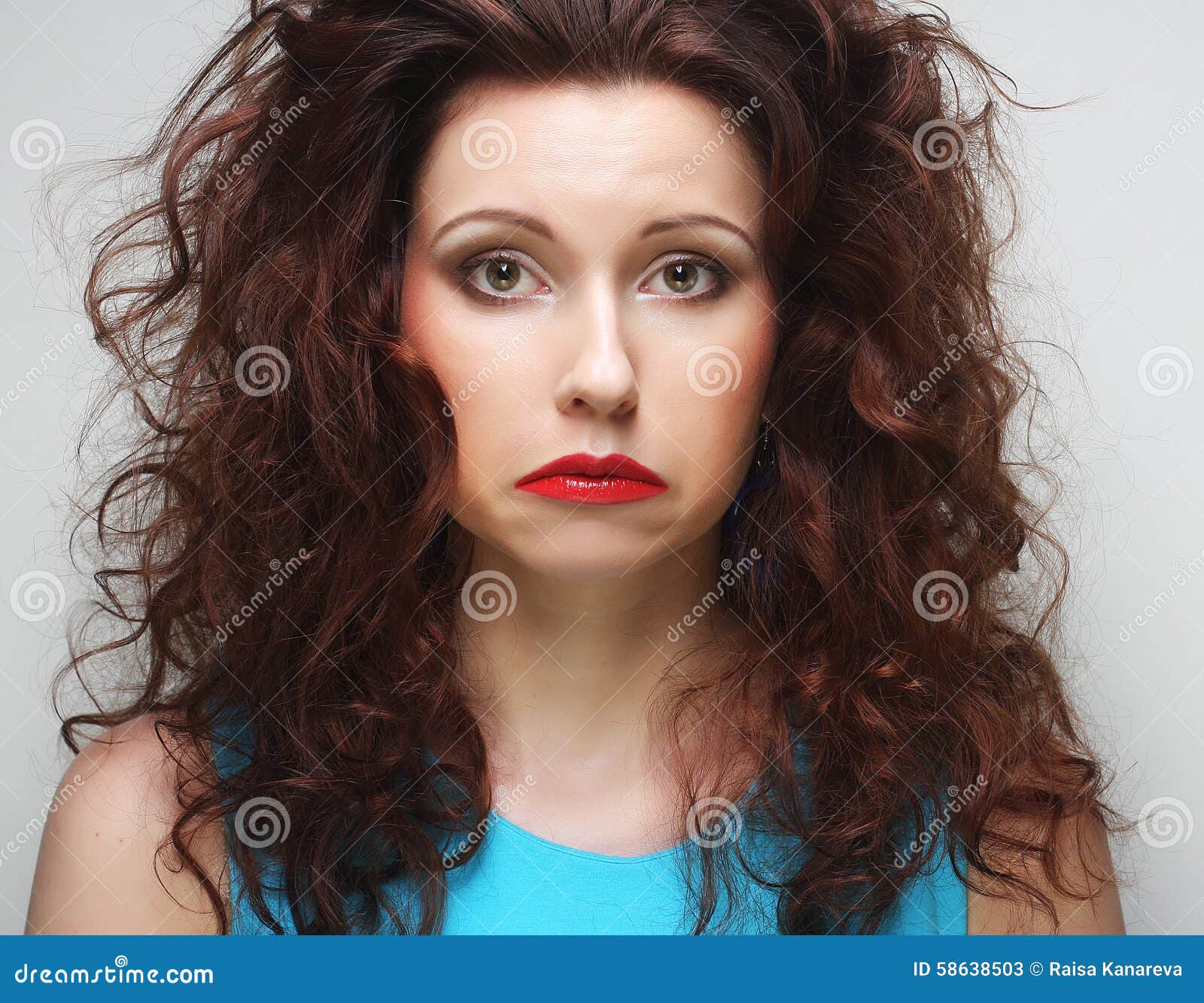 Mujer joven descontenta imagen de archivo. Imagen de expresar - 58638503