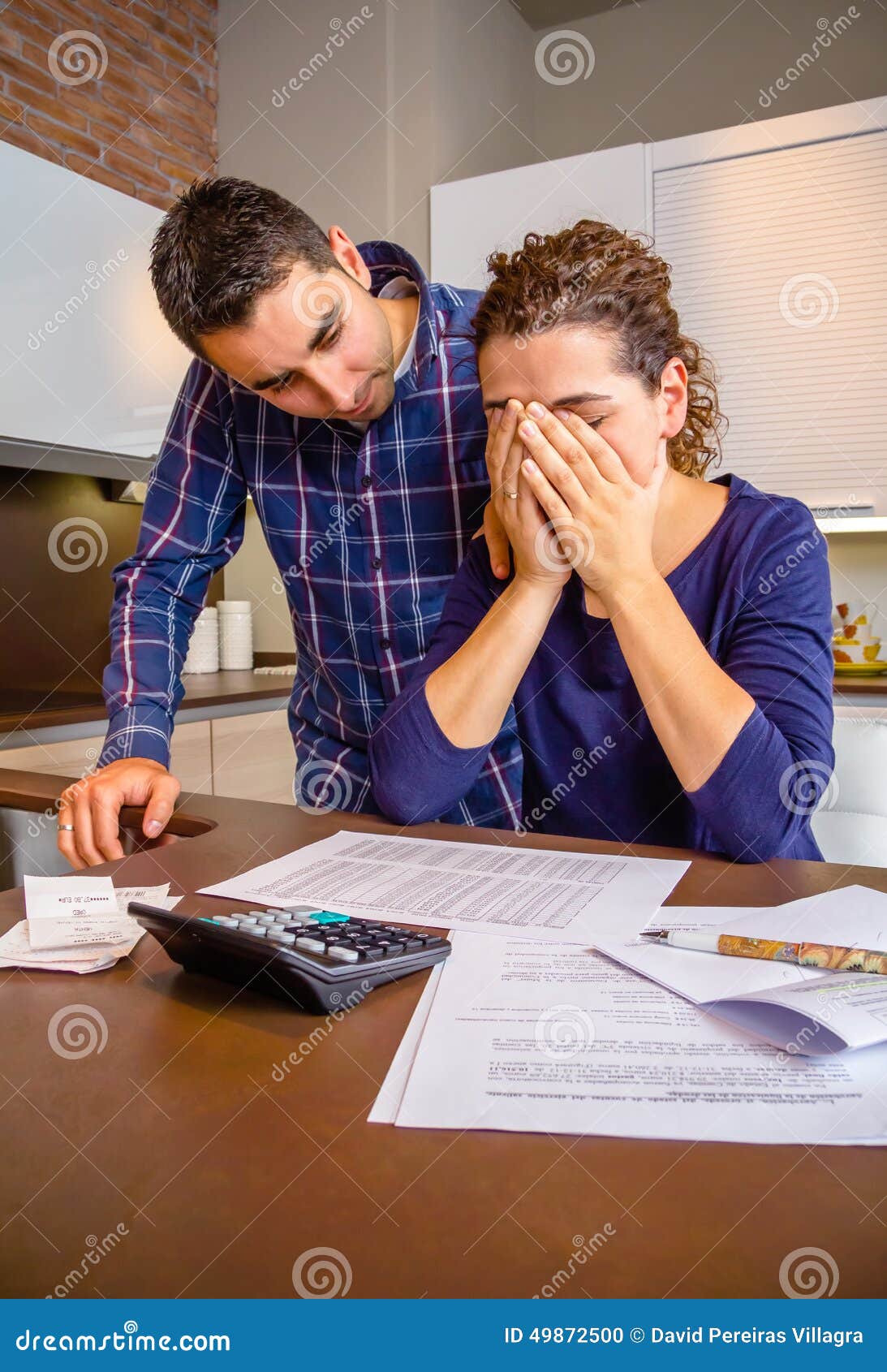 Mujer Joven Desesperada Con El Repaso De Las Deudas Foto de archivo ...